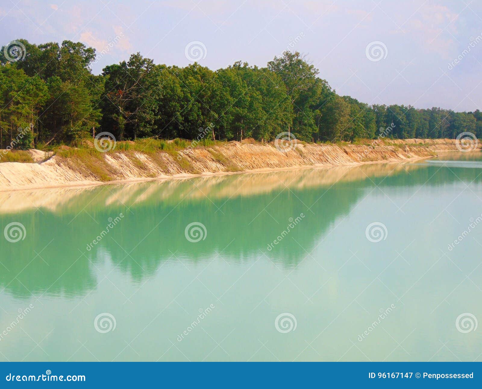 Lago azul brillante imagen de archivo. Imagen de lago - 96167147