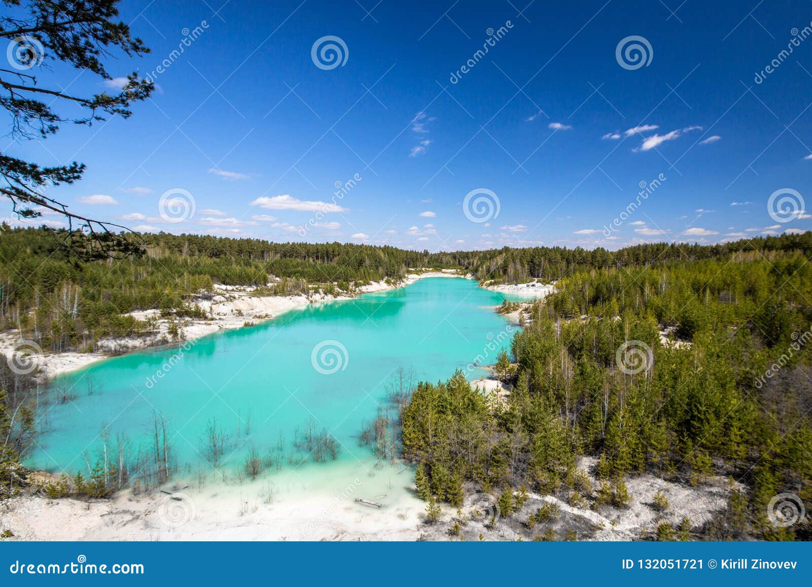 Lago Azul En El Bosque En Tiempo Claro Imagen de archivo - Imagen de ...