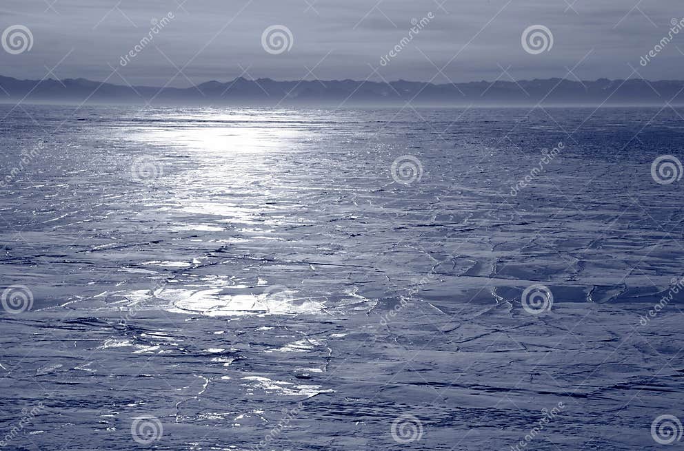 Lago Baikal congelado imagen de archivo. Imagen de hielo - 12718569
