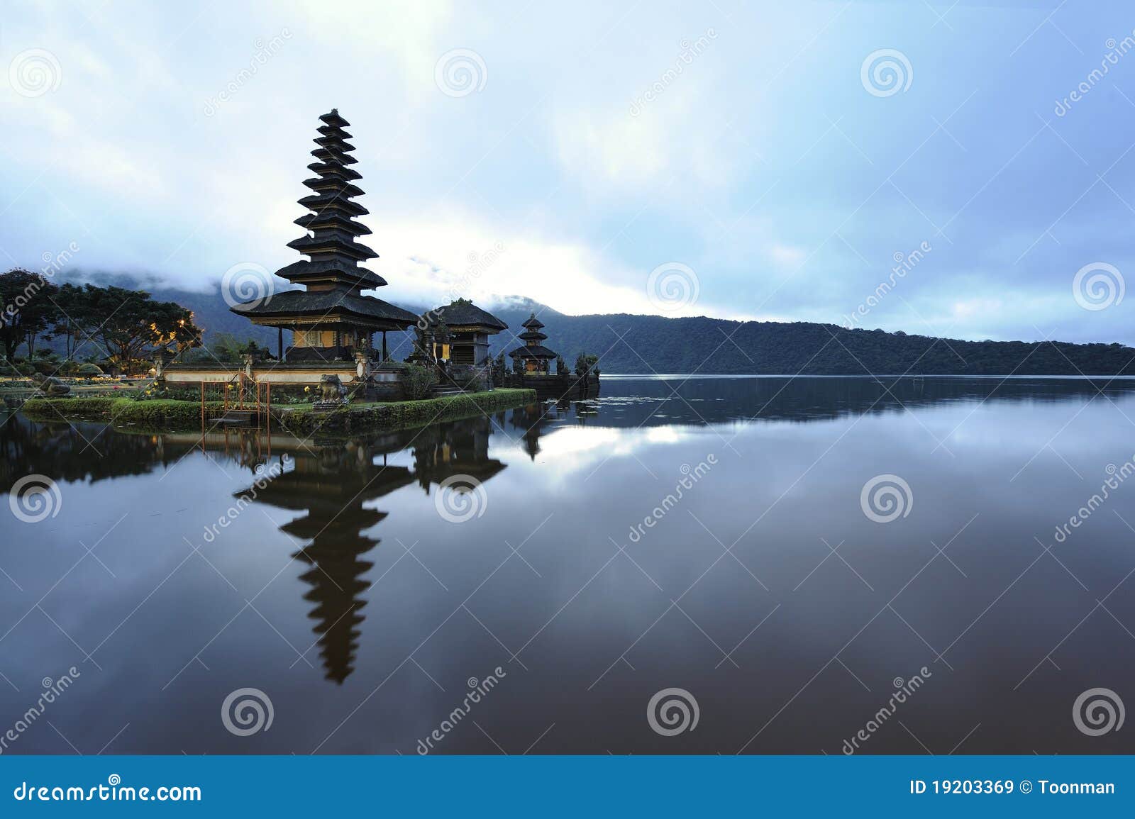Lago Bali Bratan imagen de archivo. Imagen de templo - 19203369