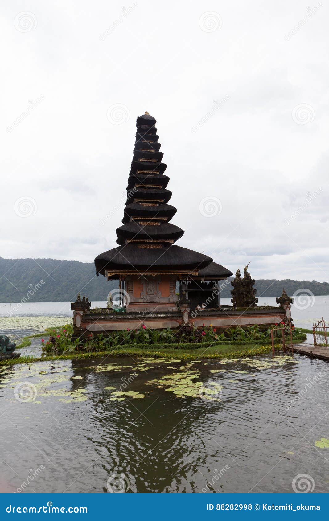 Lago Beratan Del Tempio Di Ulun Danu Fotografia Stock - Immagine di ...