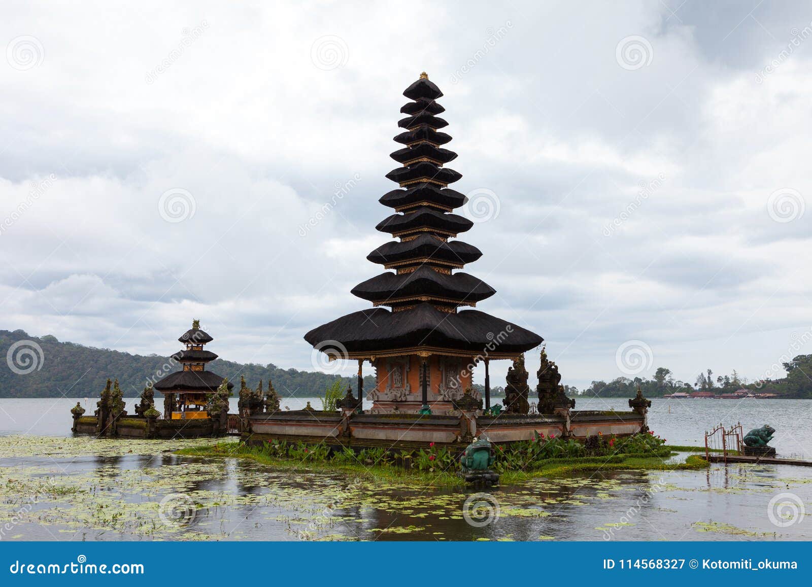 Lago Beratan Del Templo De Ulun Danu Imagen de archivo - Imagen de ...