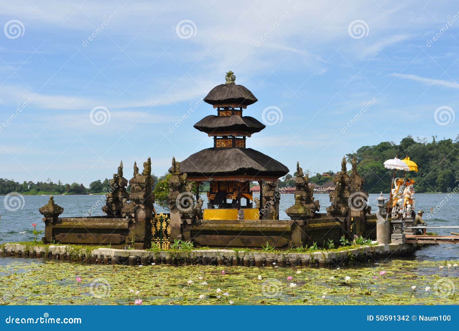 Lago Beratan Del Templo De Ulun Danu Foto de archivo - Imagen de ...