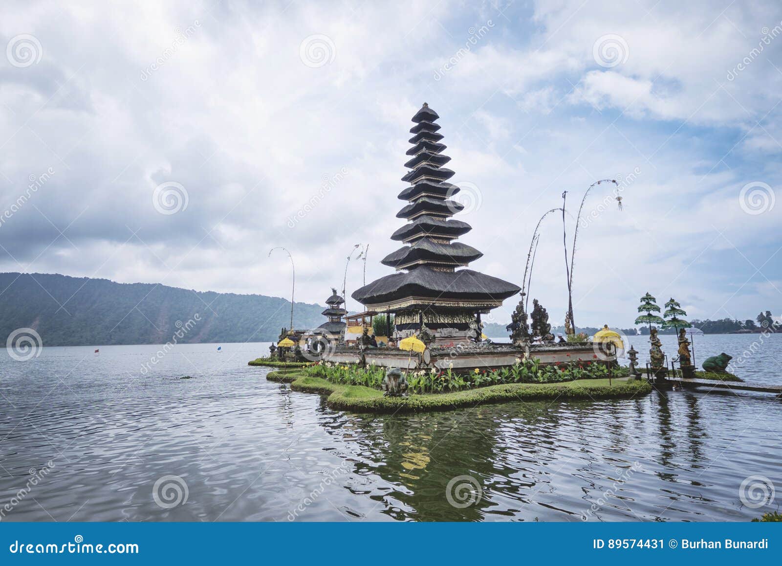 Lago Bratan, Bali, Indonesia Immagine Stock - Immagine di religioso ...