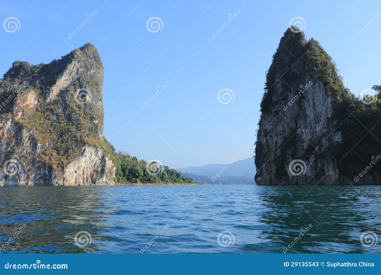 Lago Cheow Larn imagen de archivo. Imagen de belleza - 29135543