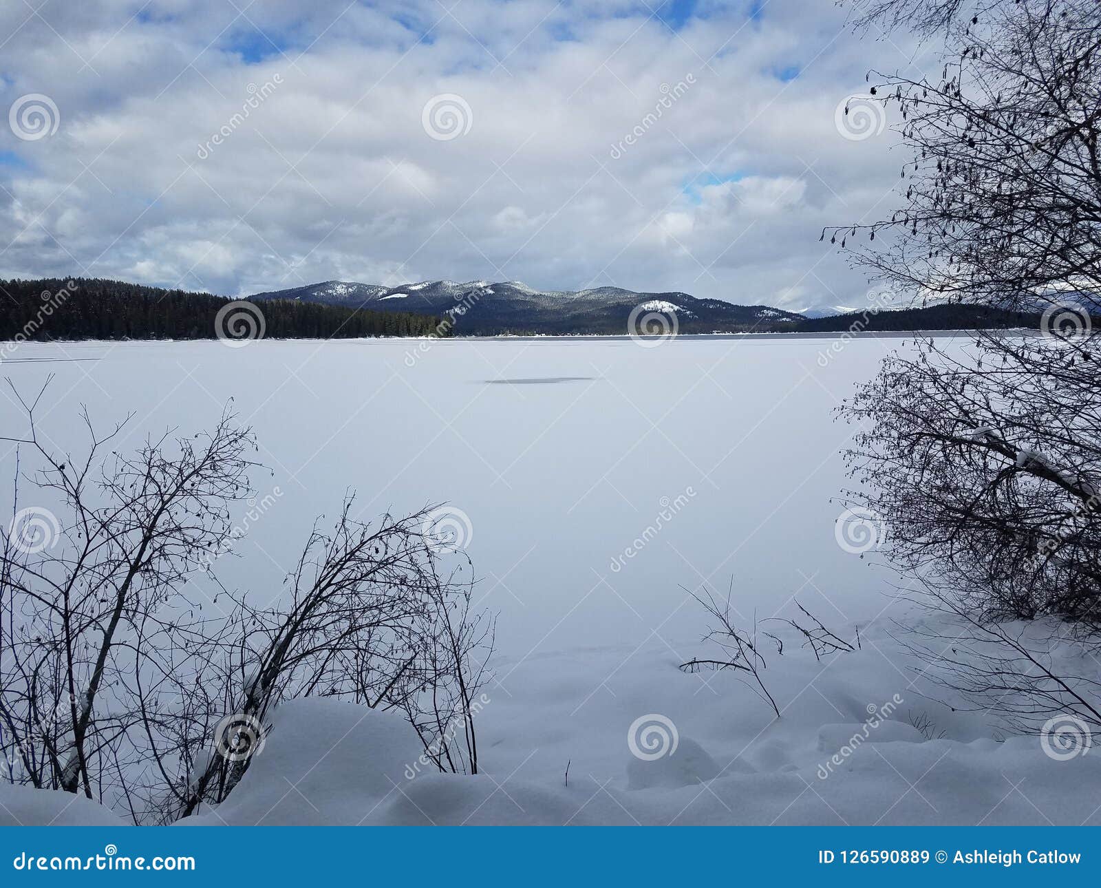 Lago congelado imagen de archivo. Imagen de lago, nieve - 126590889