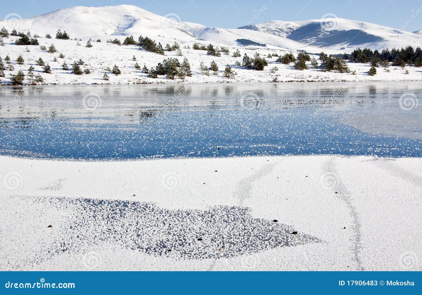 Lago congelado imagen de archivo. Imagen de lago, cielo - 17906483