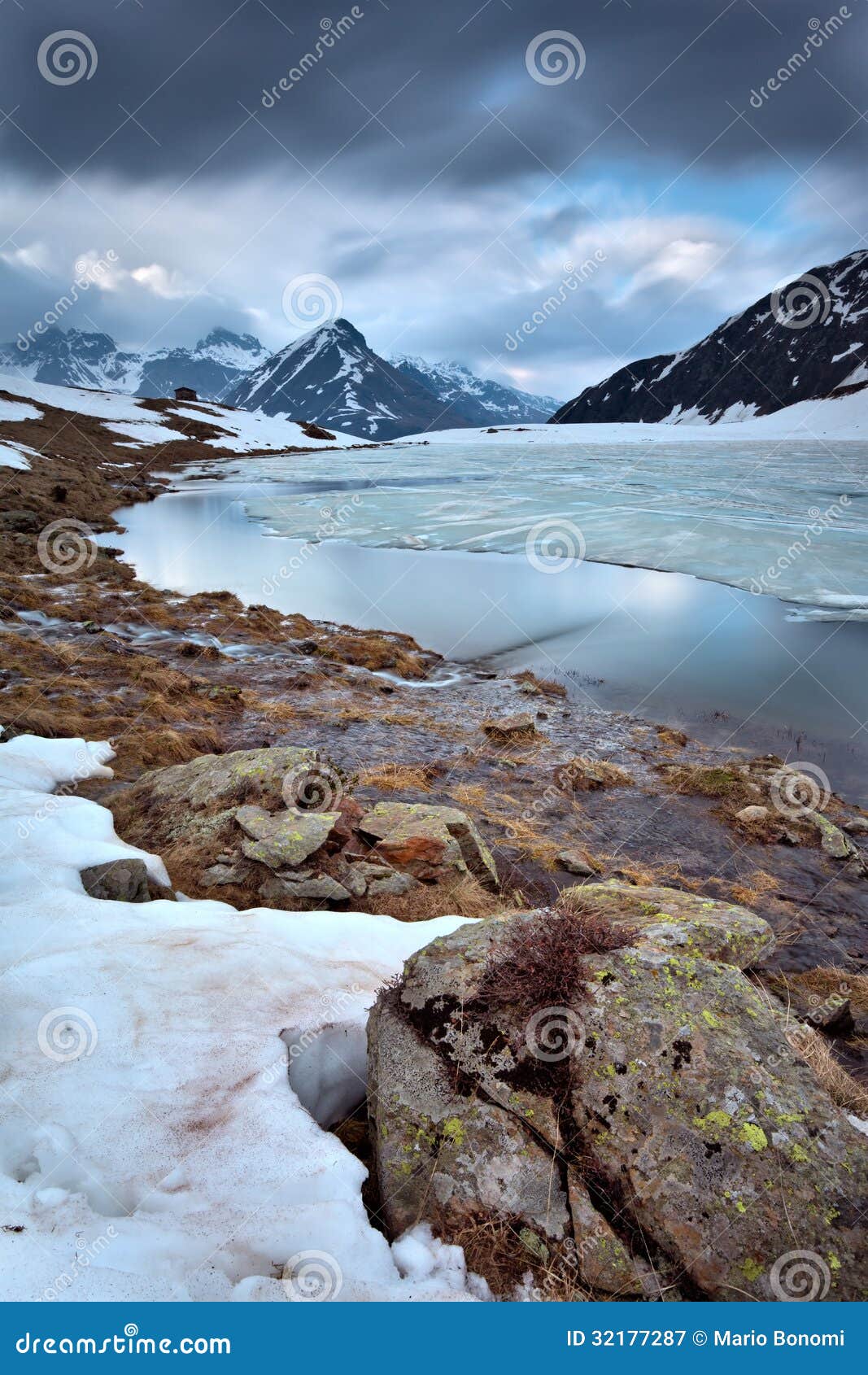 Lago congelado imagem de stock. Imagem de lago, paisagem - 32177287