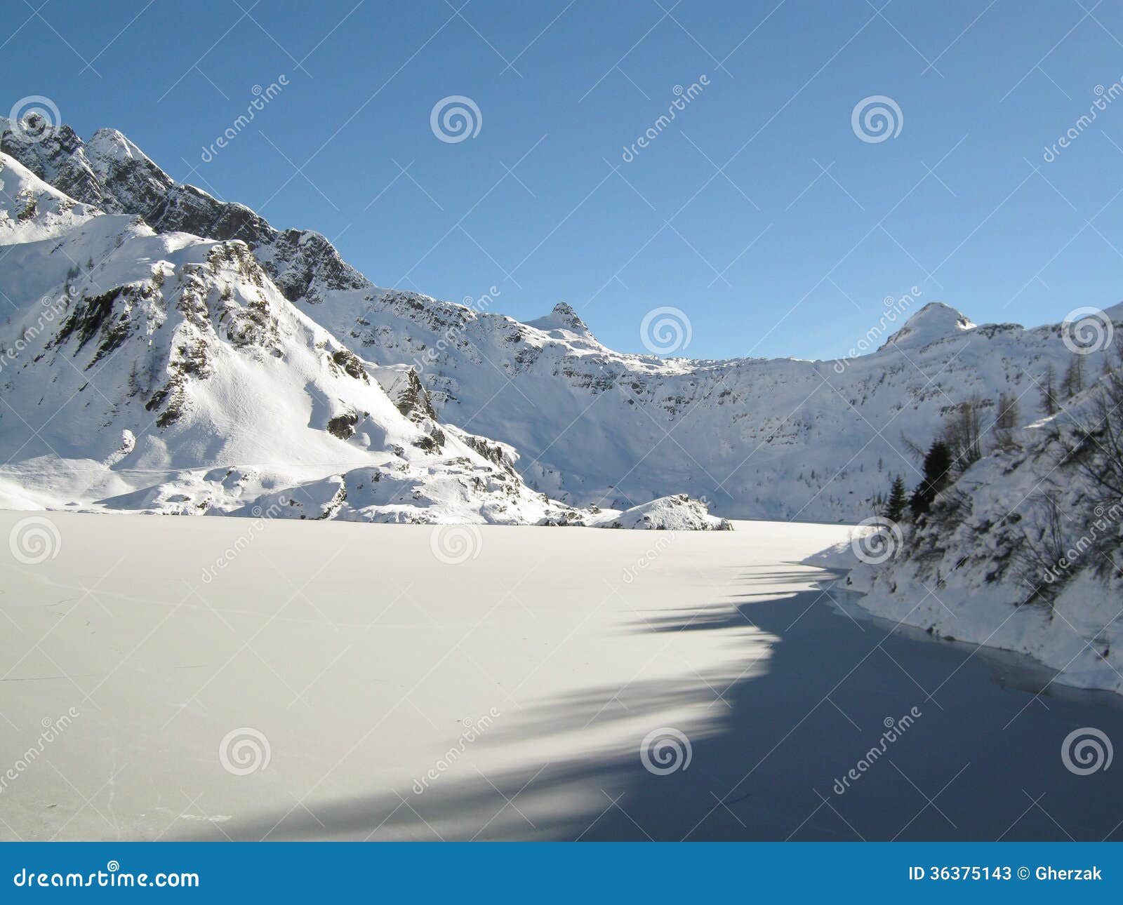 Lago congelado imagen de archivo. Imagen de bici, paisaje - 36375143