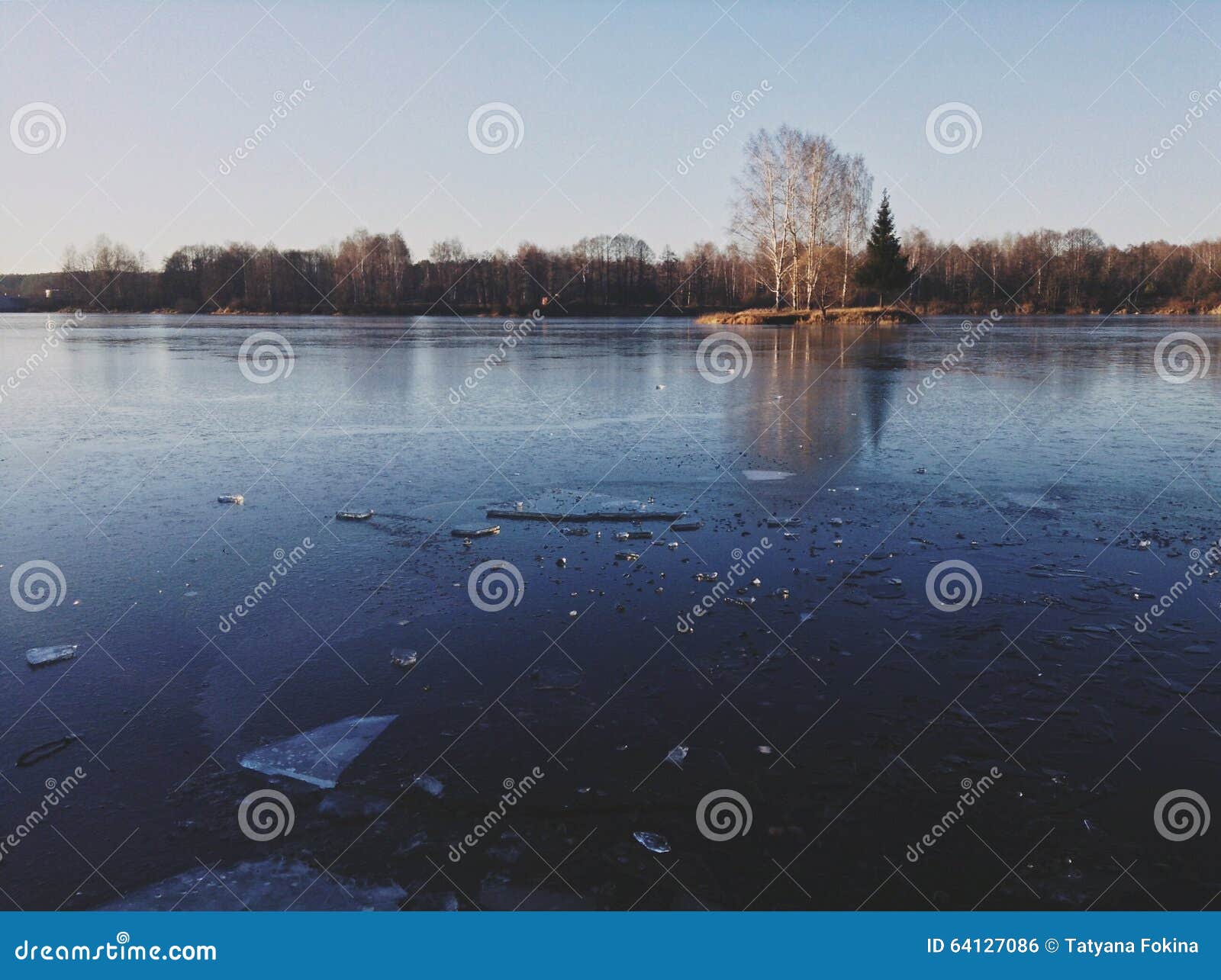 Lago congelado foto de archivo. Imagen de invierno, congelado - 64127086