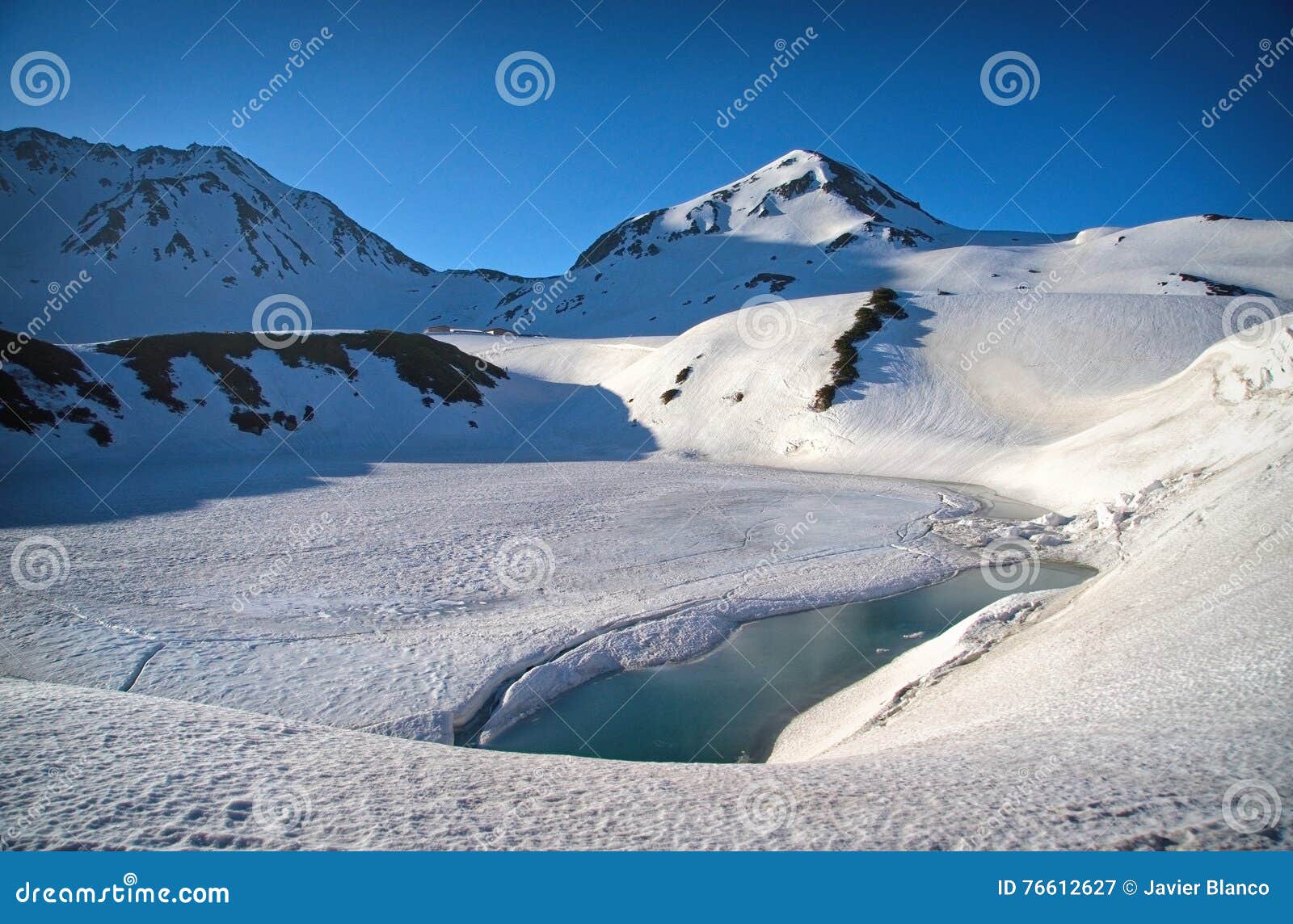 Lago congelado imagen de archivo. Imagen de hermoso, pico - 76612627