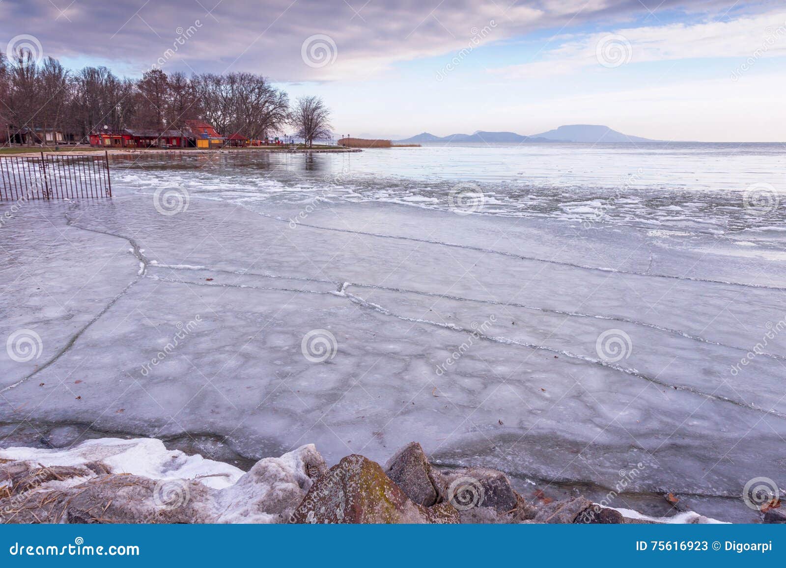 Lago Congelado Balaton De Hungria Imagem de Stock - Imagem de congelado ...