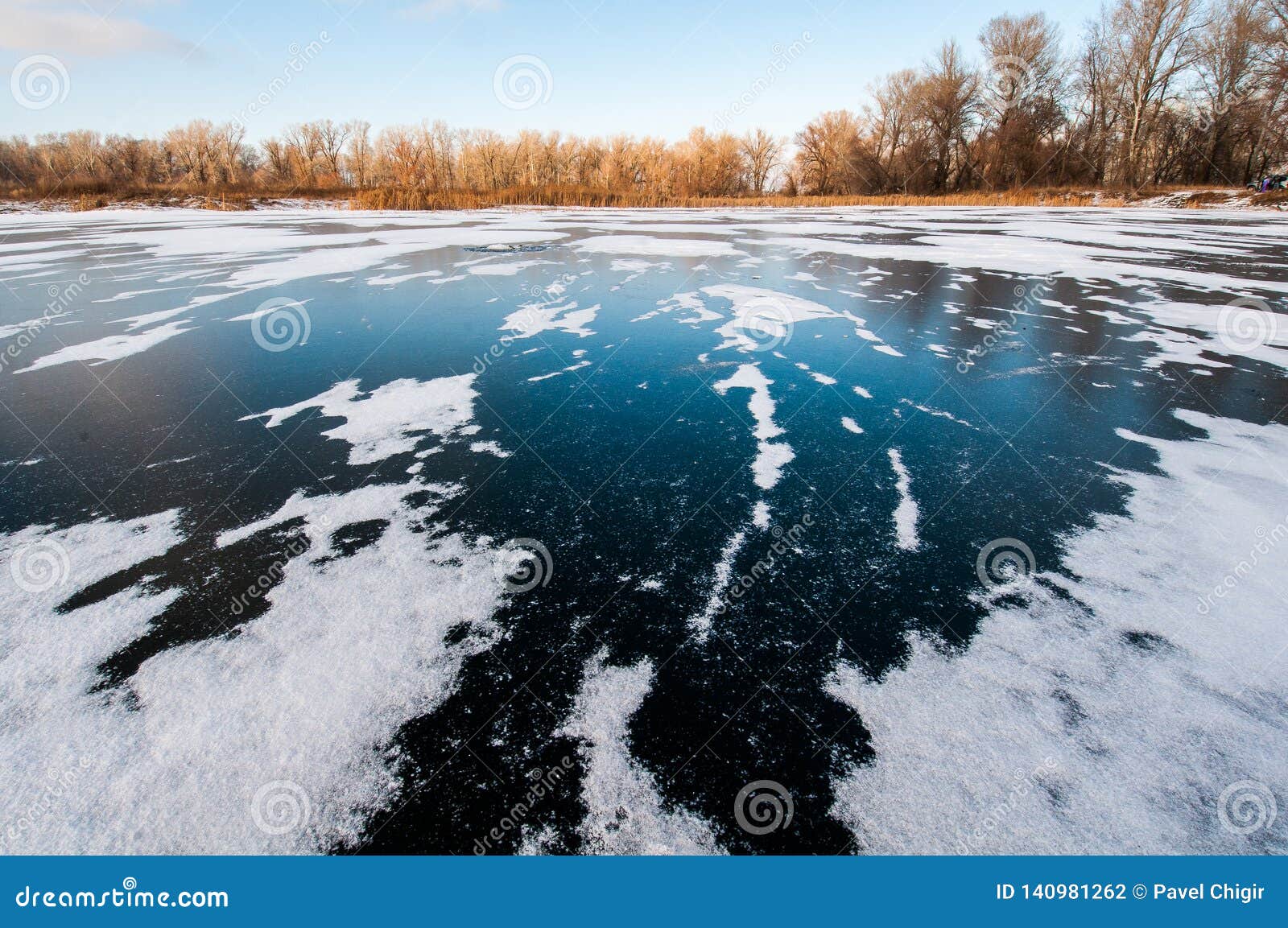 Lago Congelado Com Gelo Claro Foto de Stock - Imagem de congelado ...
