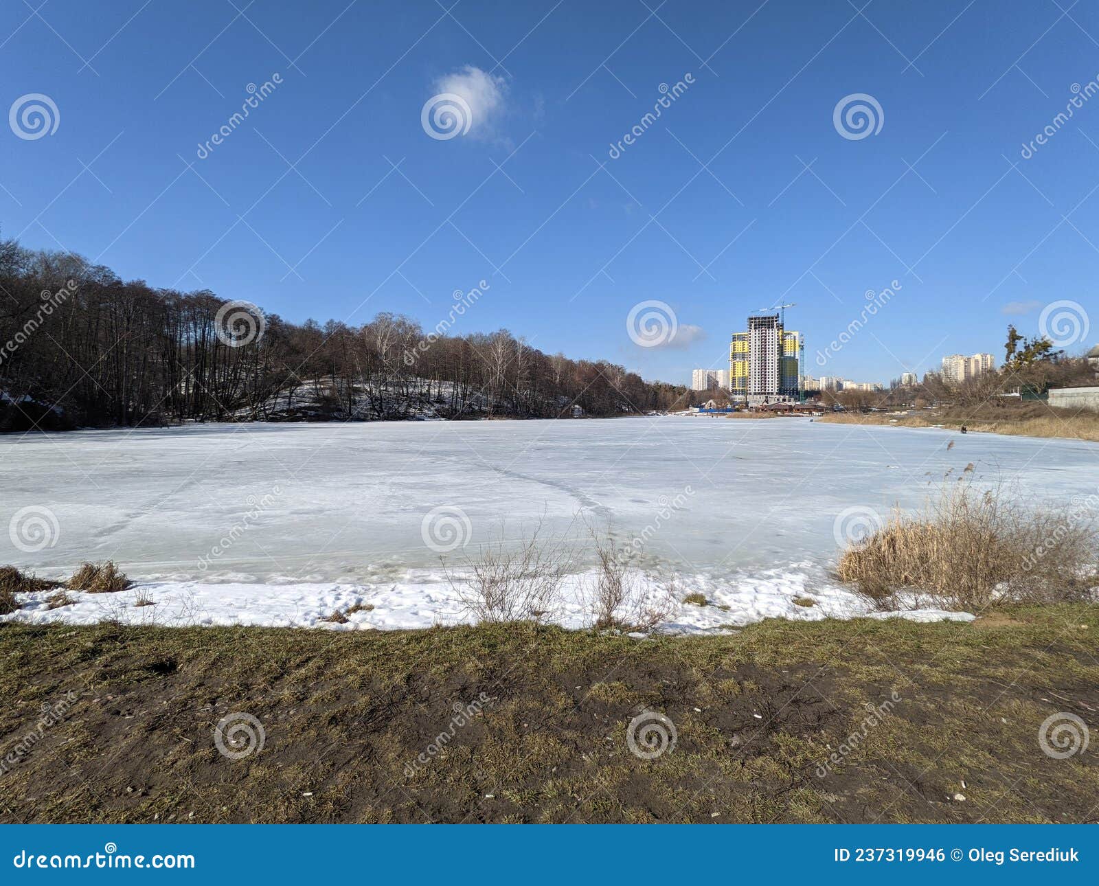 Lago Congelado Con Hermoso Cielo Foto de archivo - Imagen de onda ...