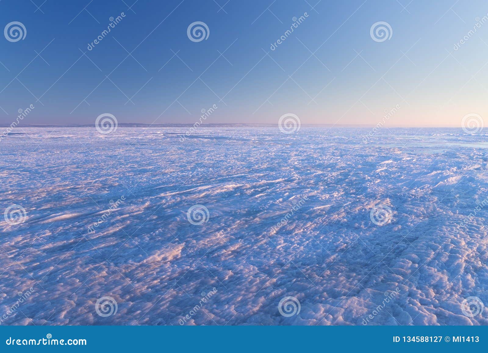 Lago congelado deserto ice imagem de stock. Imagem de sozinho - 134588127