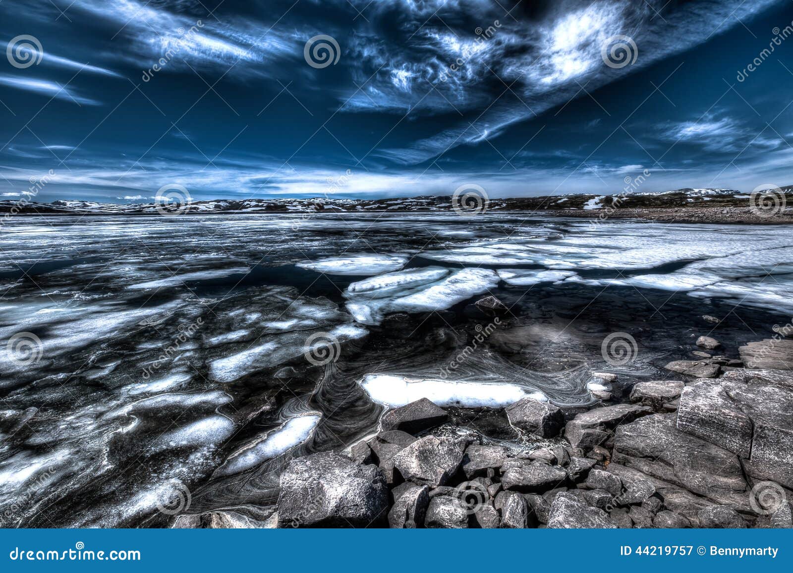 Lago Congelato Nella Notte Tempestosa Immagine Stock - Immagine di ...