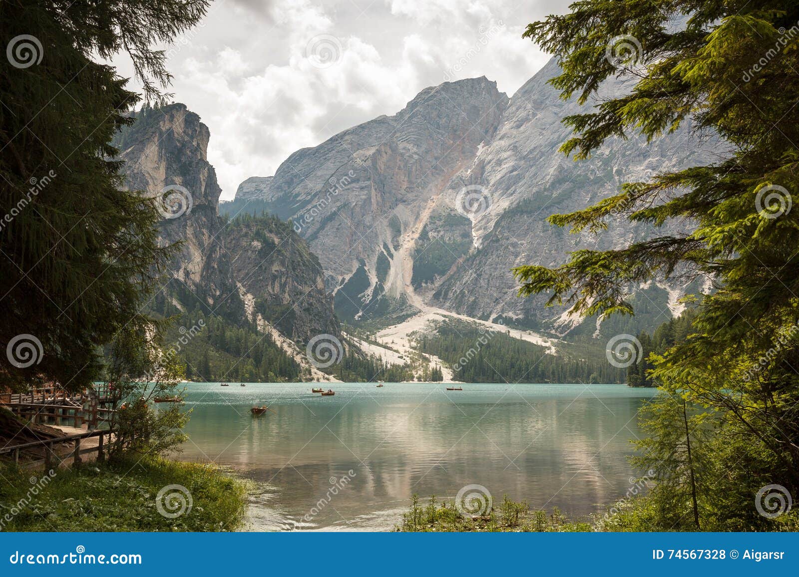 Lago De Braies O El Pragser Wildsee Foto de archivo - Imagen de turismo ...