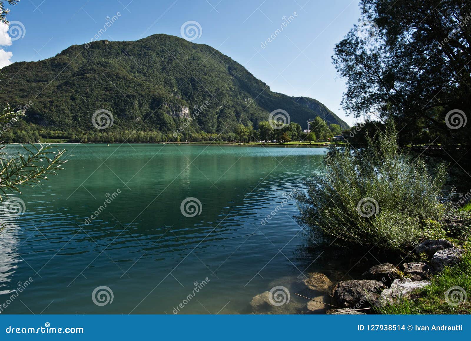 Lago de Cavazzo, Italia foto de archivo. Imagen de lago - 127938514