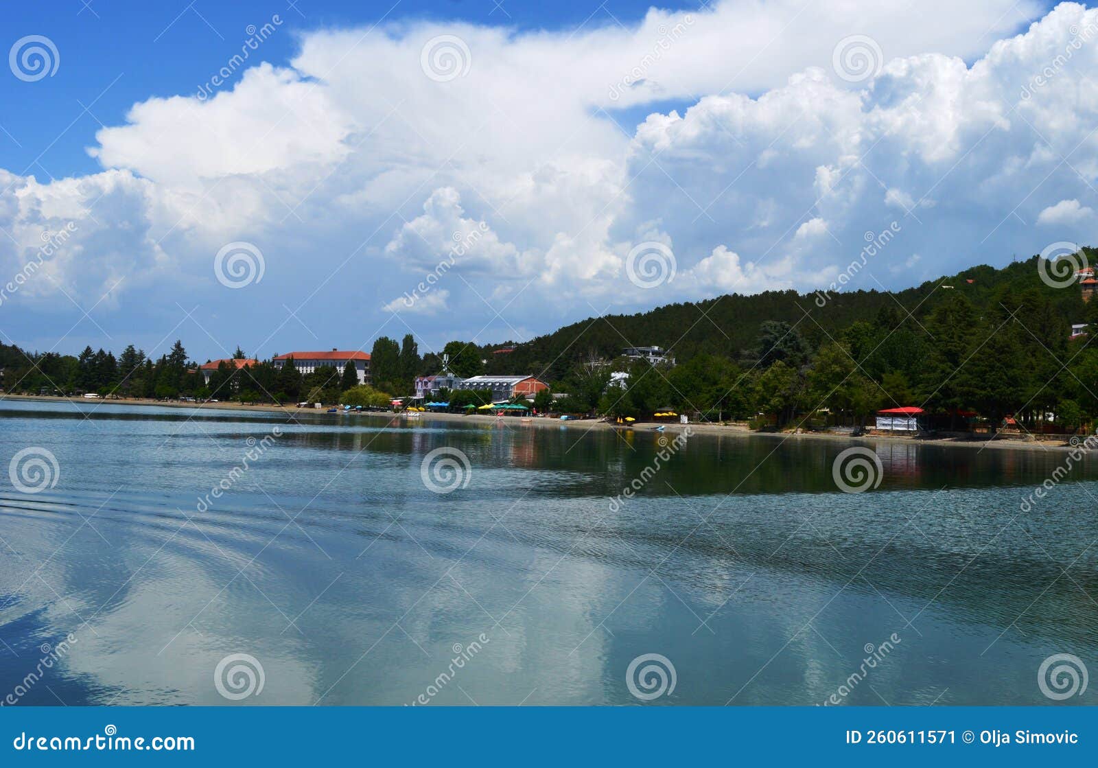 Lago De Color Azul Al Atardecer Imagen de archivo - Imagen de azul ...