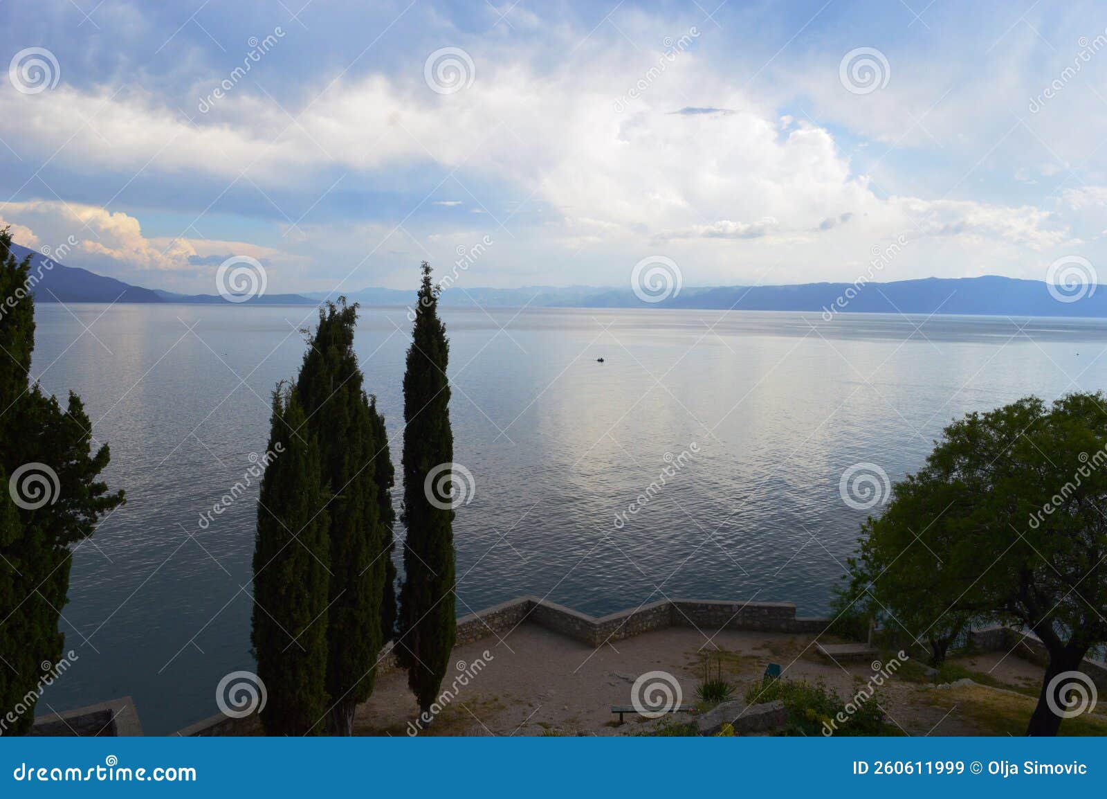 Lago De Color Azul Al Atardecer Imagen de archivo - Imagen de oscuridad ...