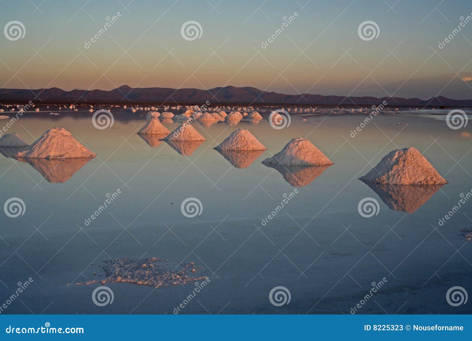 Lago De Sal De Uyuni Bolivia Imagen de archivo - Imagen de lluvia, lago ...