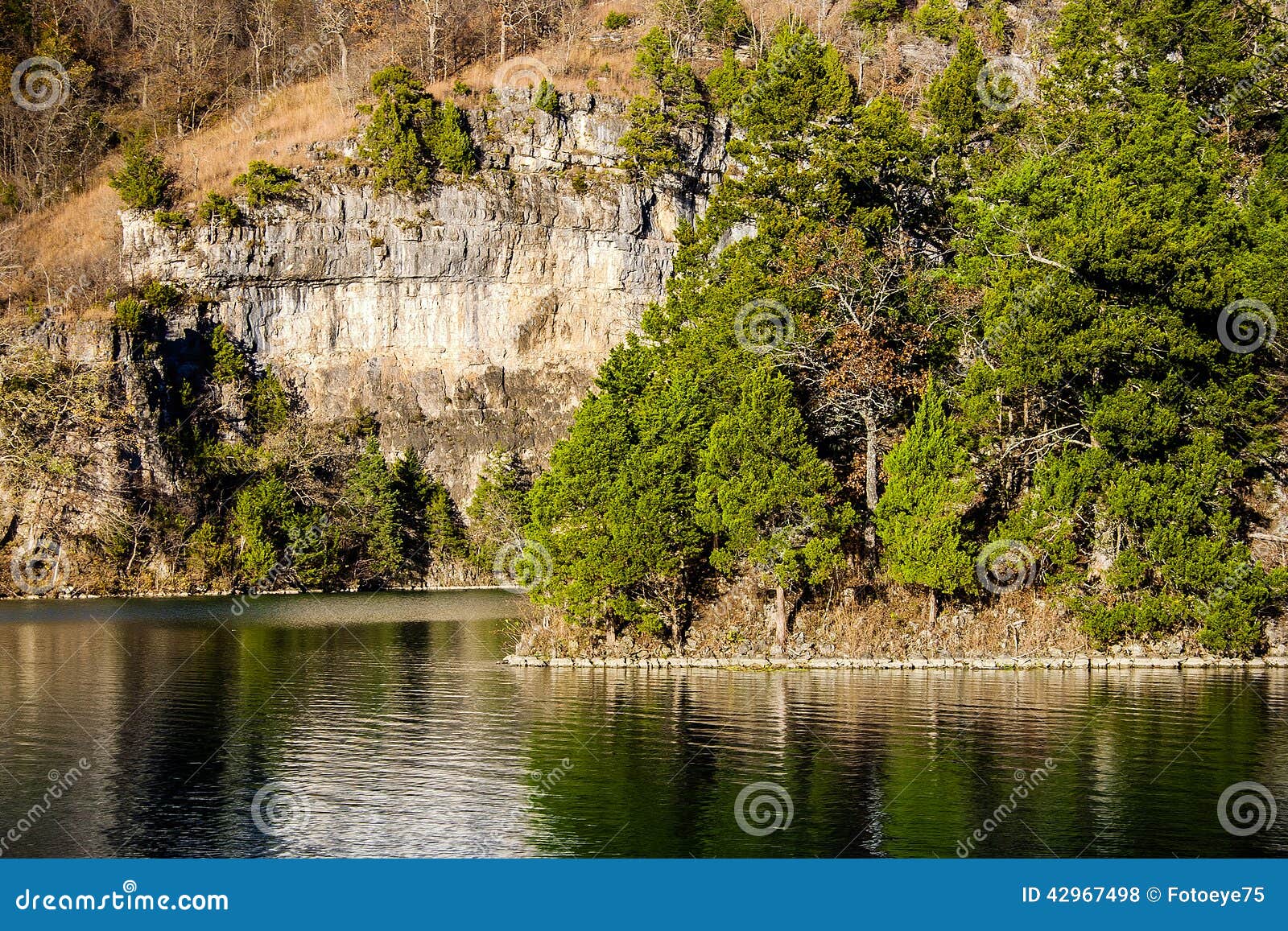 Lago del Ozarks foto de archivo. Imagen de escénico, acantilado - 42967498