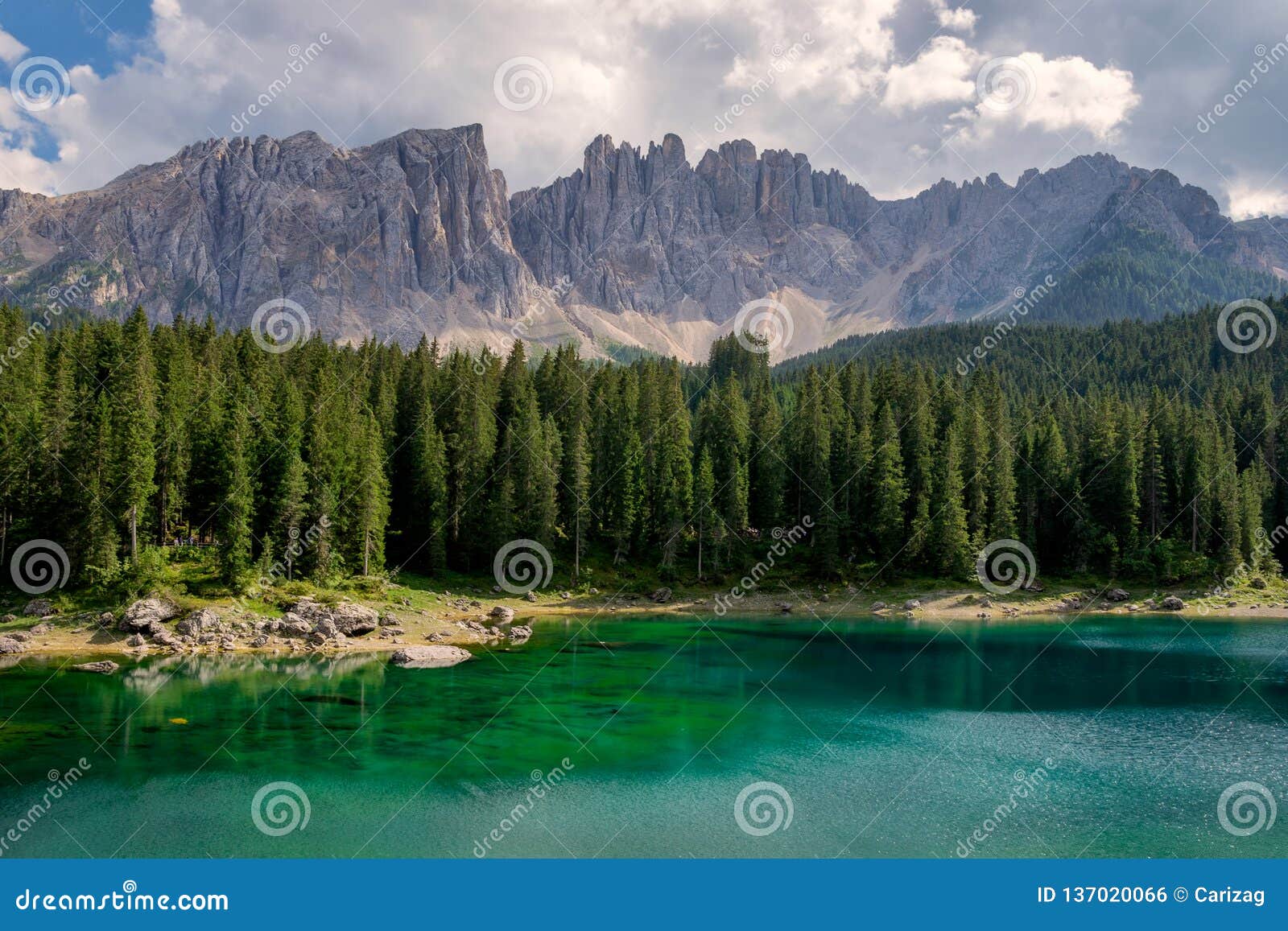 Lago di Carezza, Italia foto de archivo. Imagen de lago - 137020066