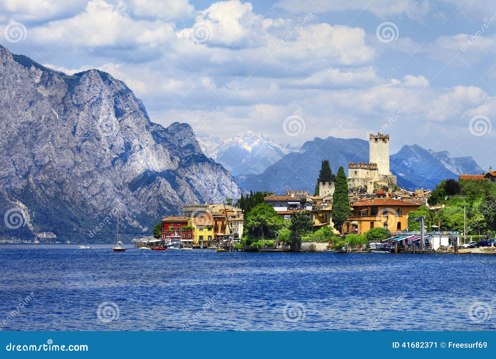 Lago Di Garda Visión Con El Castillo Imagen de archivo - Imagen de ...