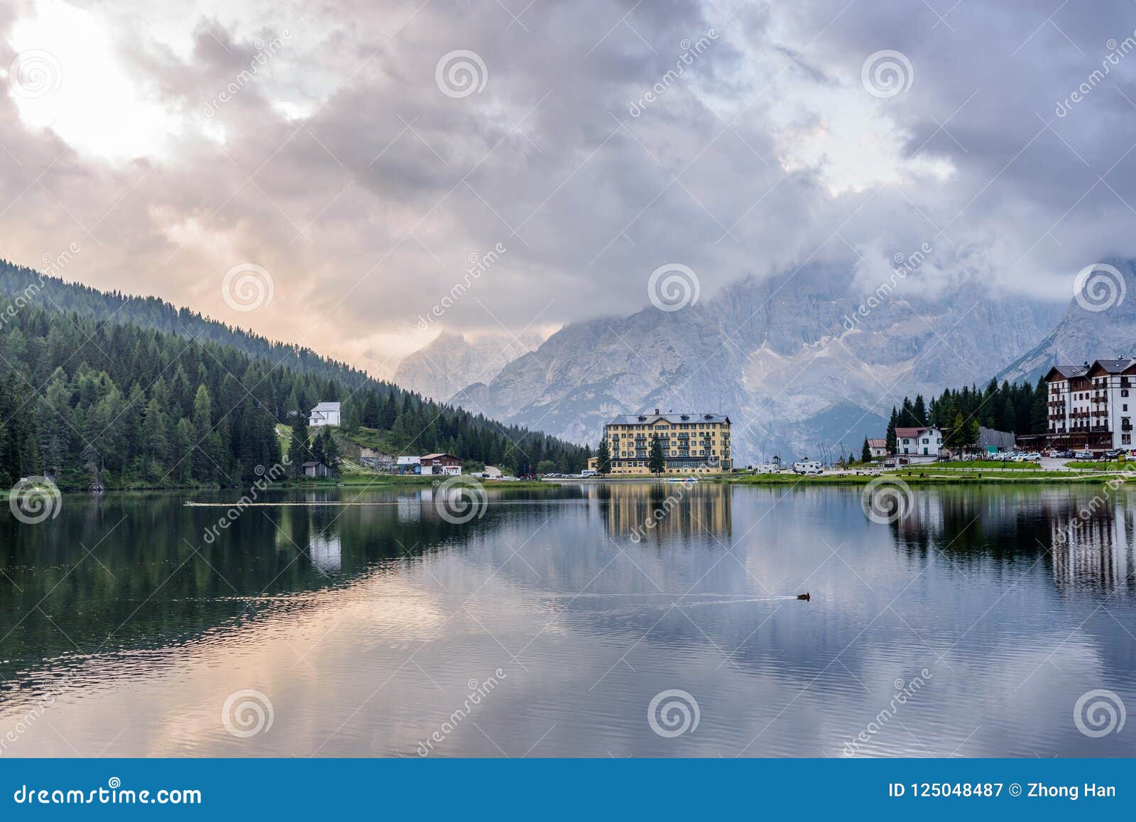 Lago di Misurina 图库摄影片. 图片 包括有 反映, 夏天, 天空, 蓝色, 旅行, 背包 - 125048487