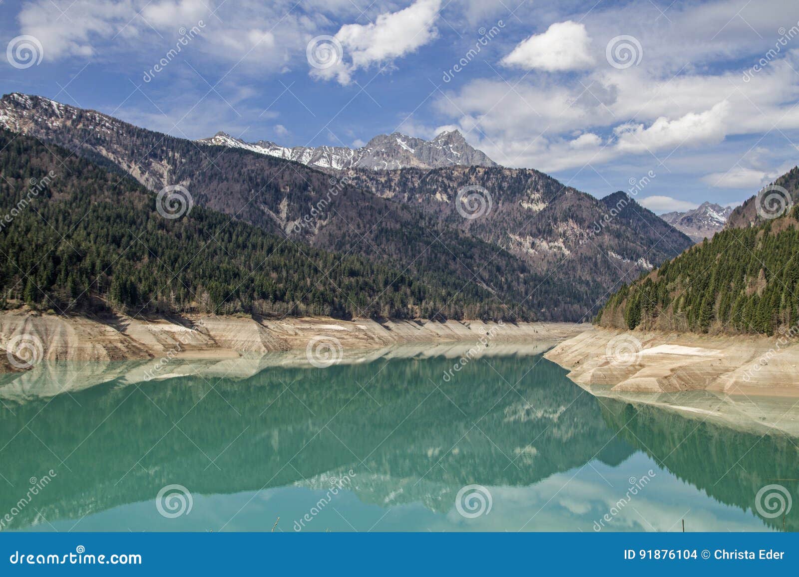 Lago di Sauris dans Friuli photo stock. Image du waters - 91876104