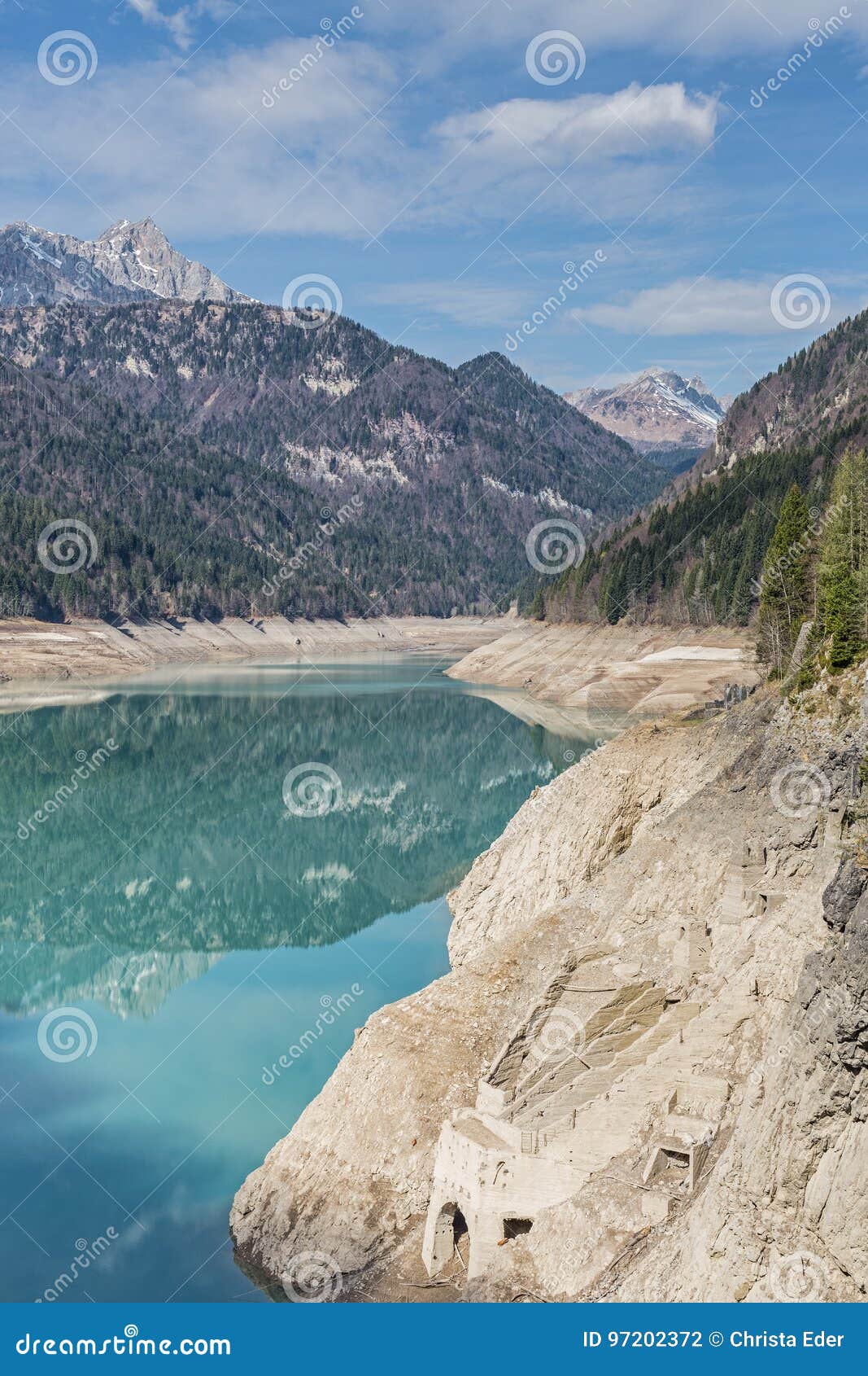Lago di Sauris im Friuli stockfoto. Bild von künstlich - 97202372