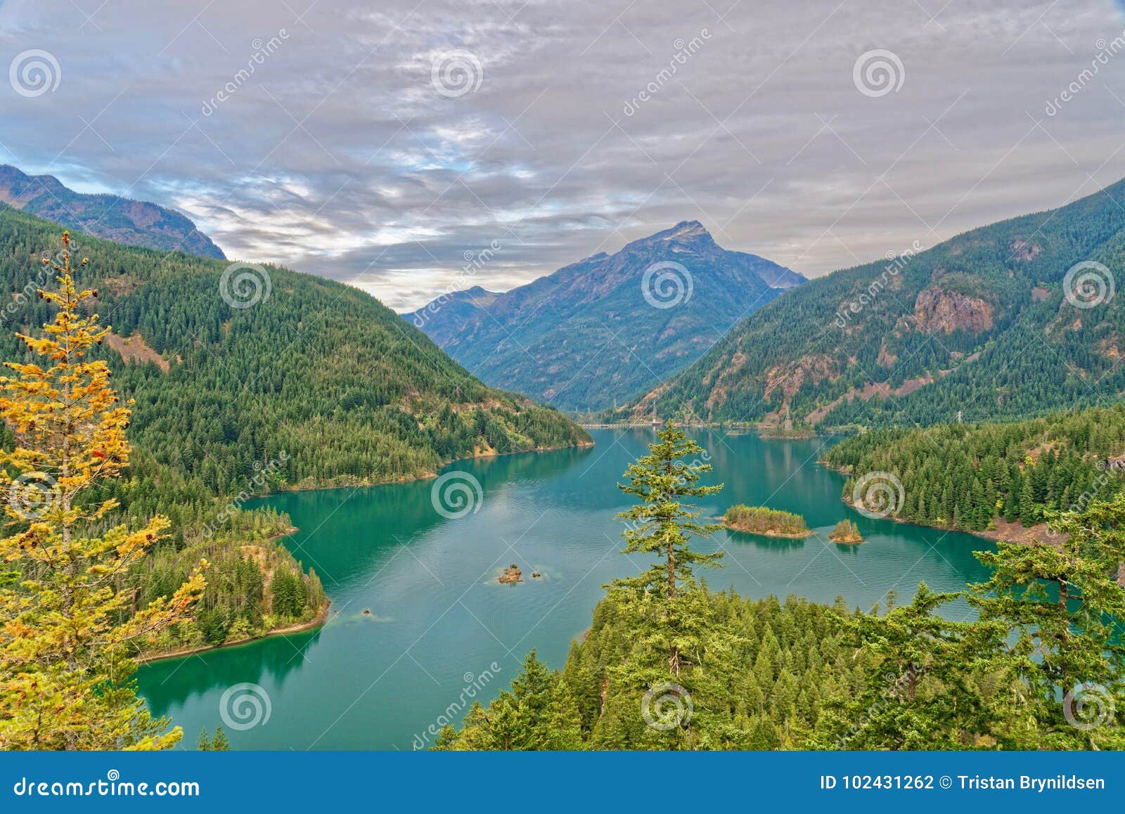 Lago diablo foto de archivo. Imagen de bosque, washington - 102431262