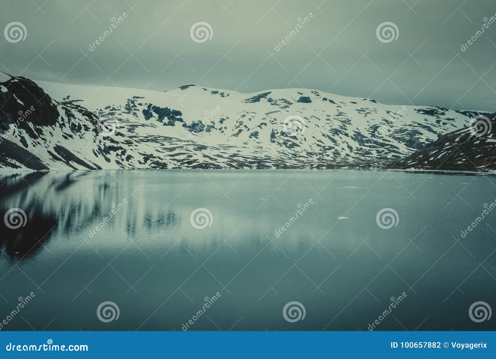 Lago Djupvatnet, Noruega foto de archivo. Imagen de norte - 100657882