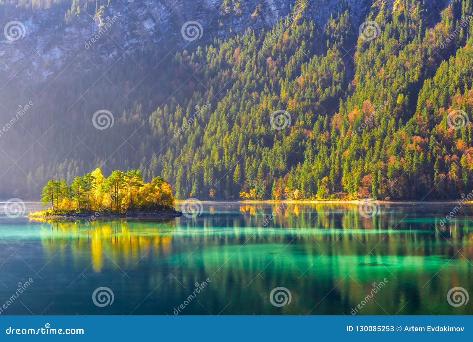 Lago Eibsee in Alpi Bavaresi Tedesche in Grainau, Germania Immagine ...