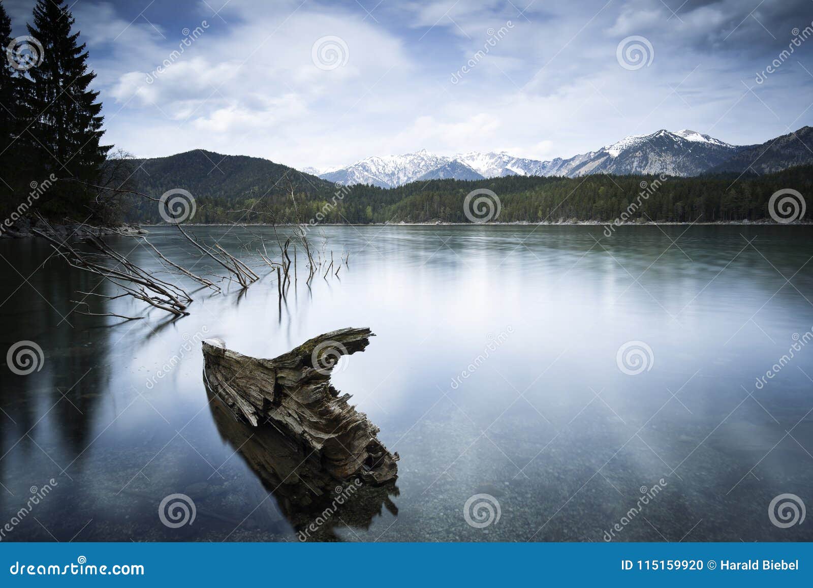 Lago Eibsee in Baviera, Germania Con Il Mountain View Fotografia Stock ...