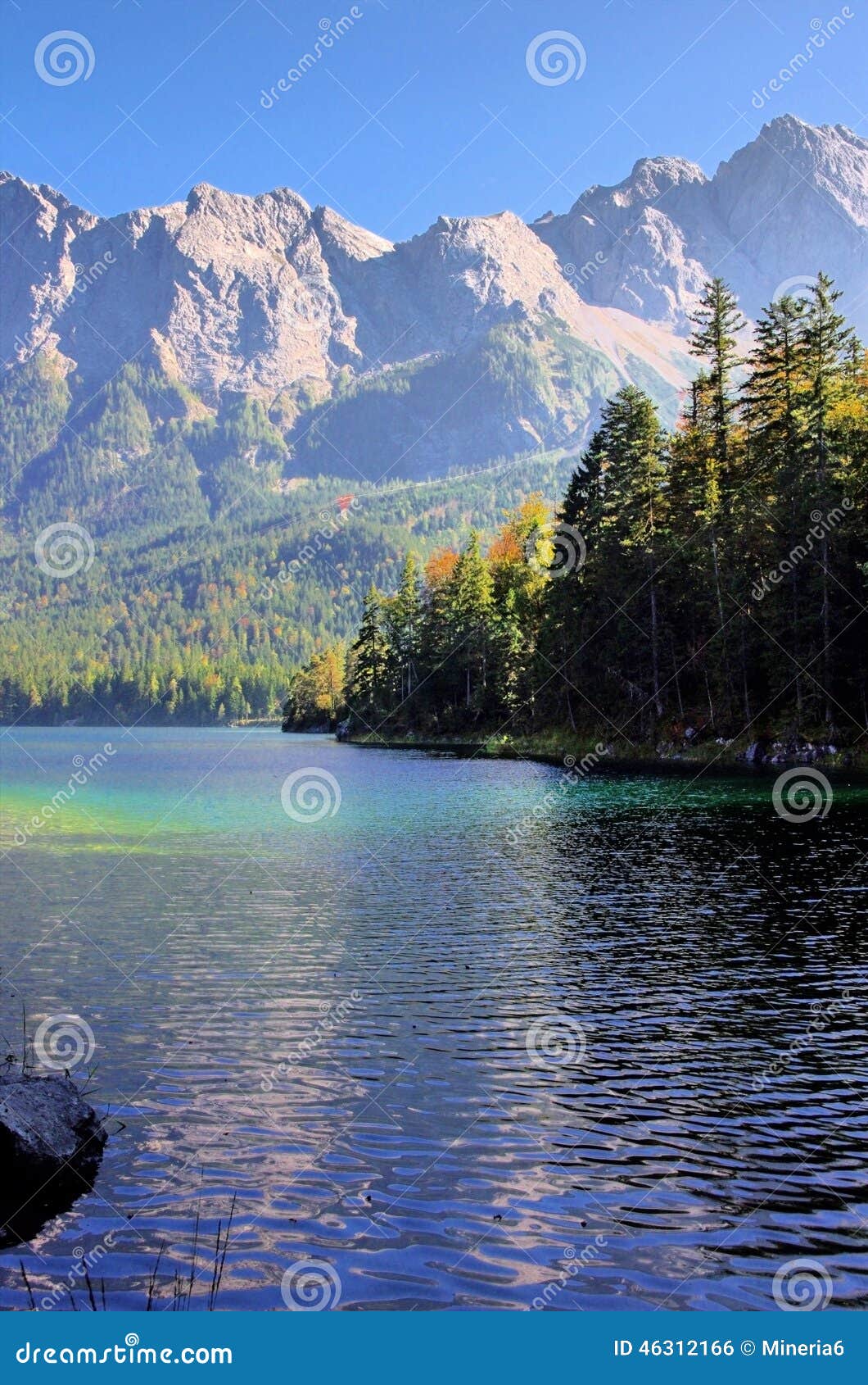 Lago Eibsee con Zugspitze fotografia stock. Immagine di tedesco - 46312166