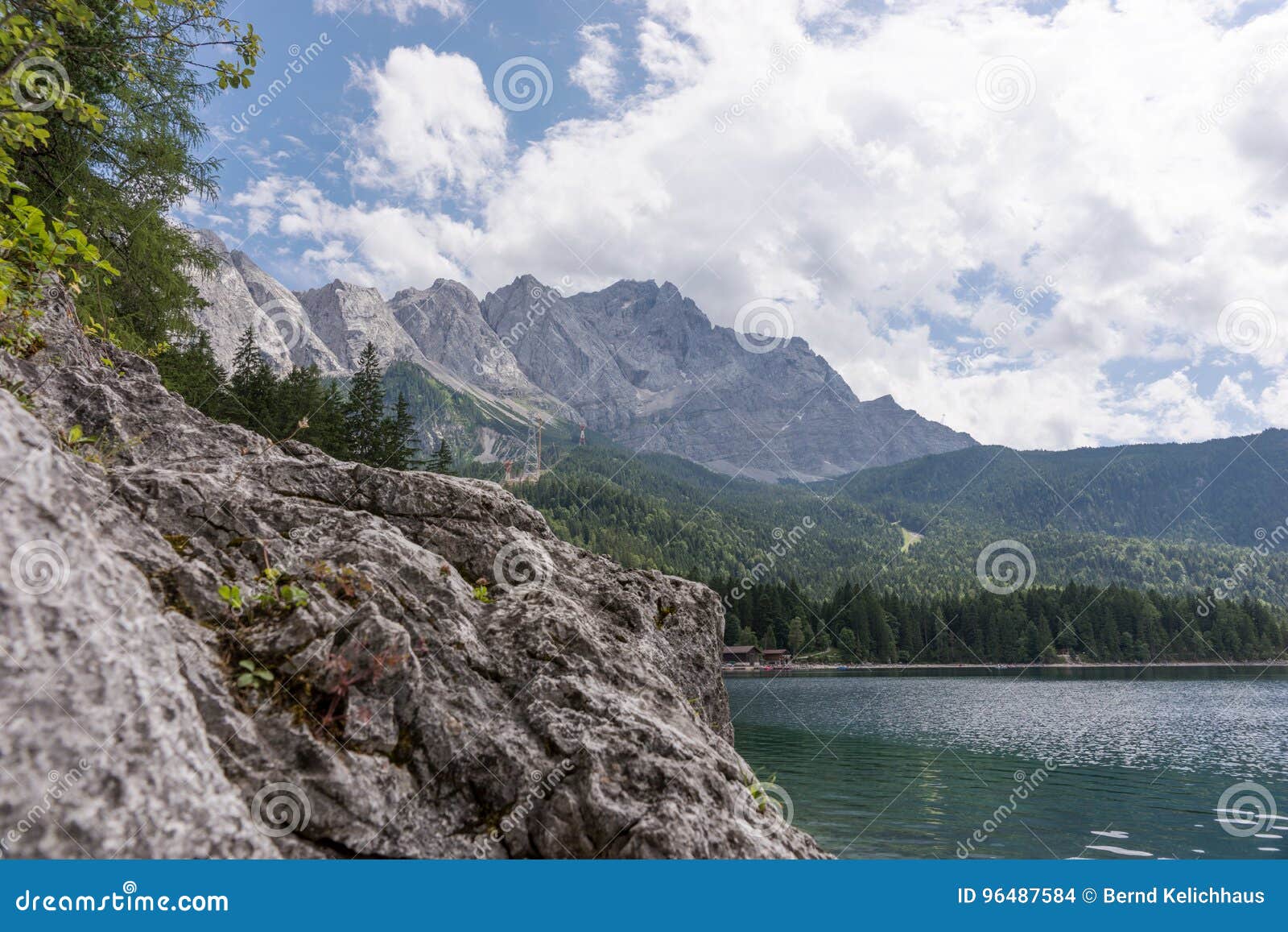 Lago Eibsee E Zugspitze Alemanha Foto de Stock - Imagem de floresta ...
