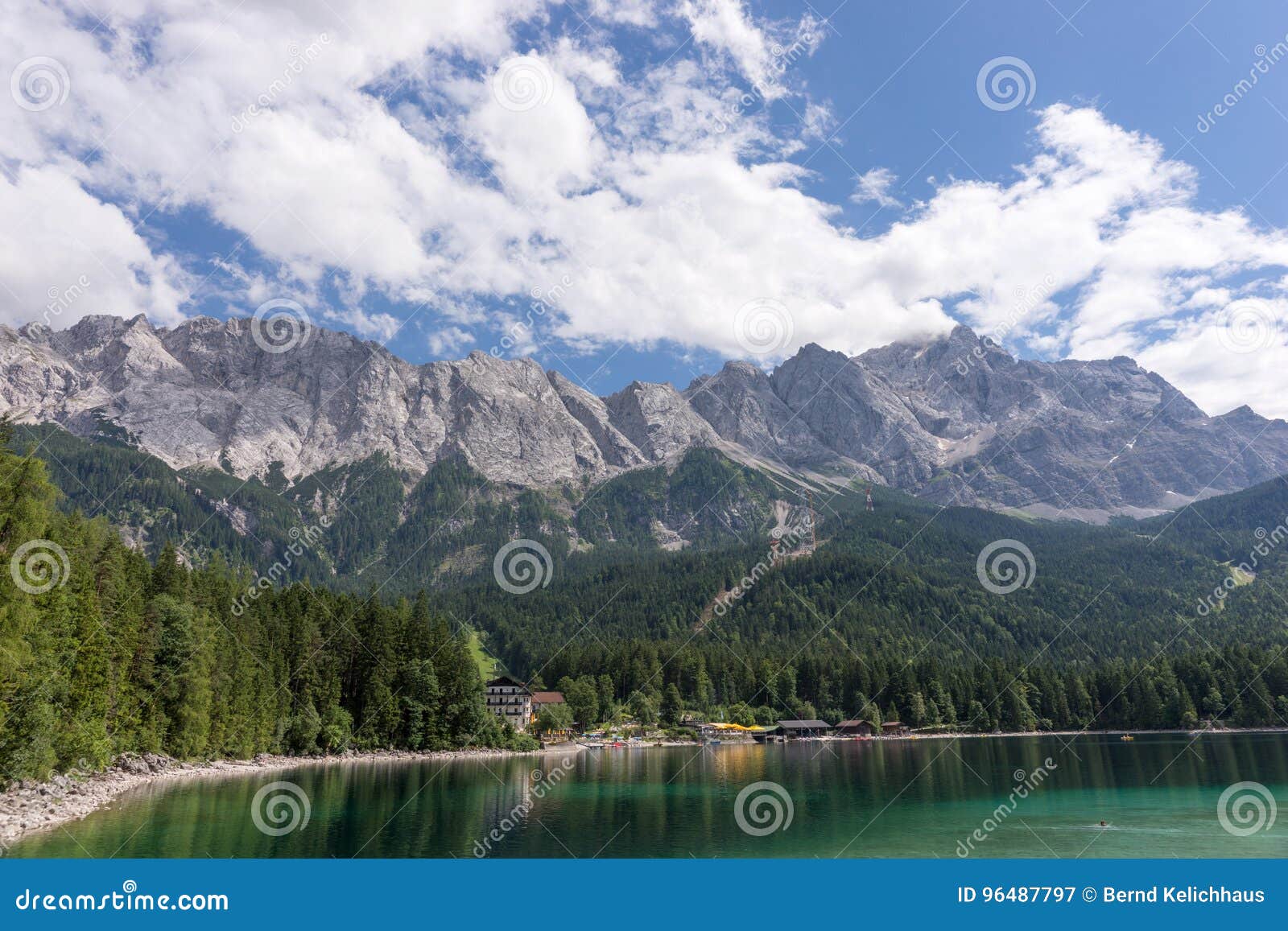 Lago Eibsee E Zugspitze Germania Immagine Stock - Immagine di cielo ...