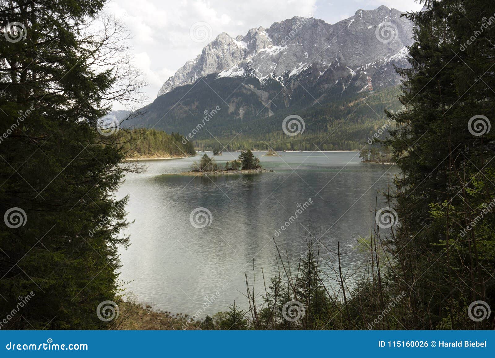Lago Eibsee Em Baviera, Alemanha Com Mountain View Foto de Stock ...