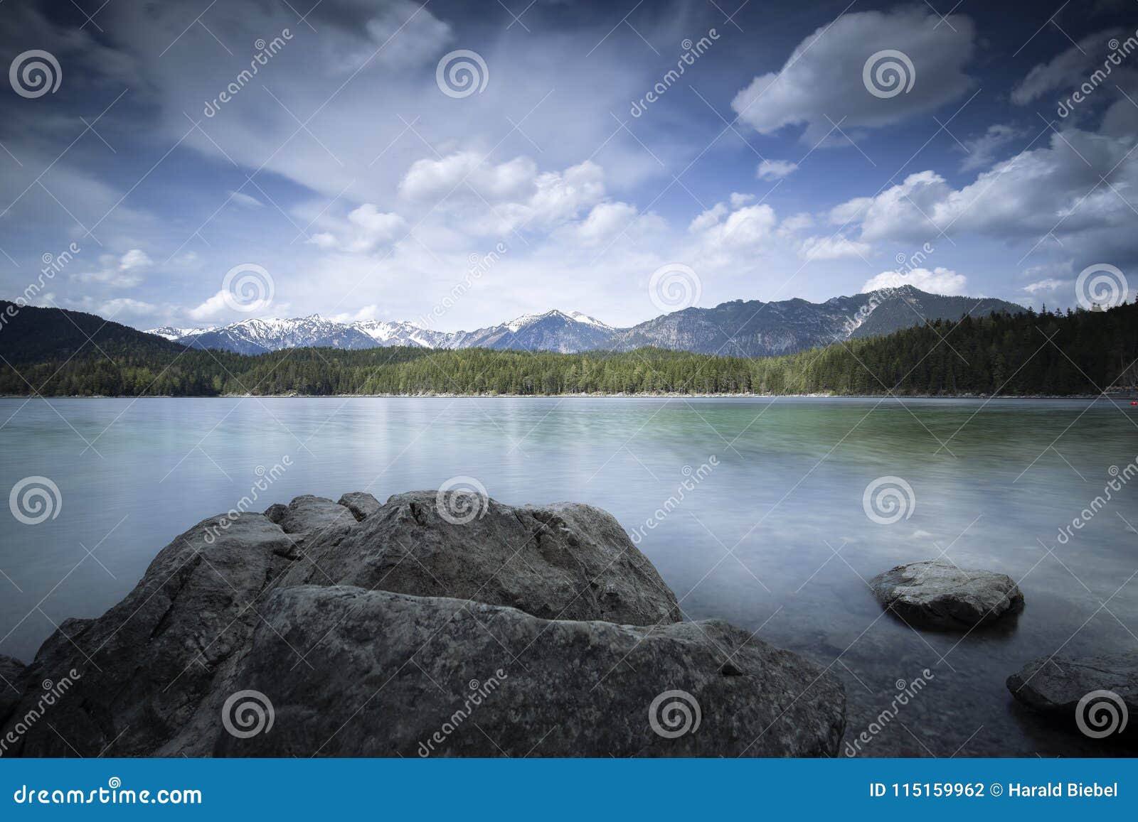 Lago Eibsee En Baviera, Alemania Con Mountain View Foto de archivo ...