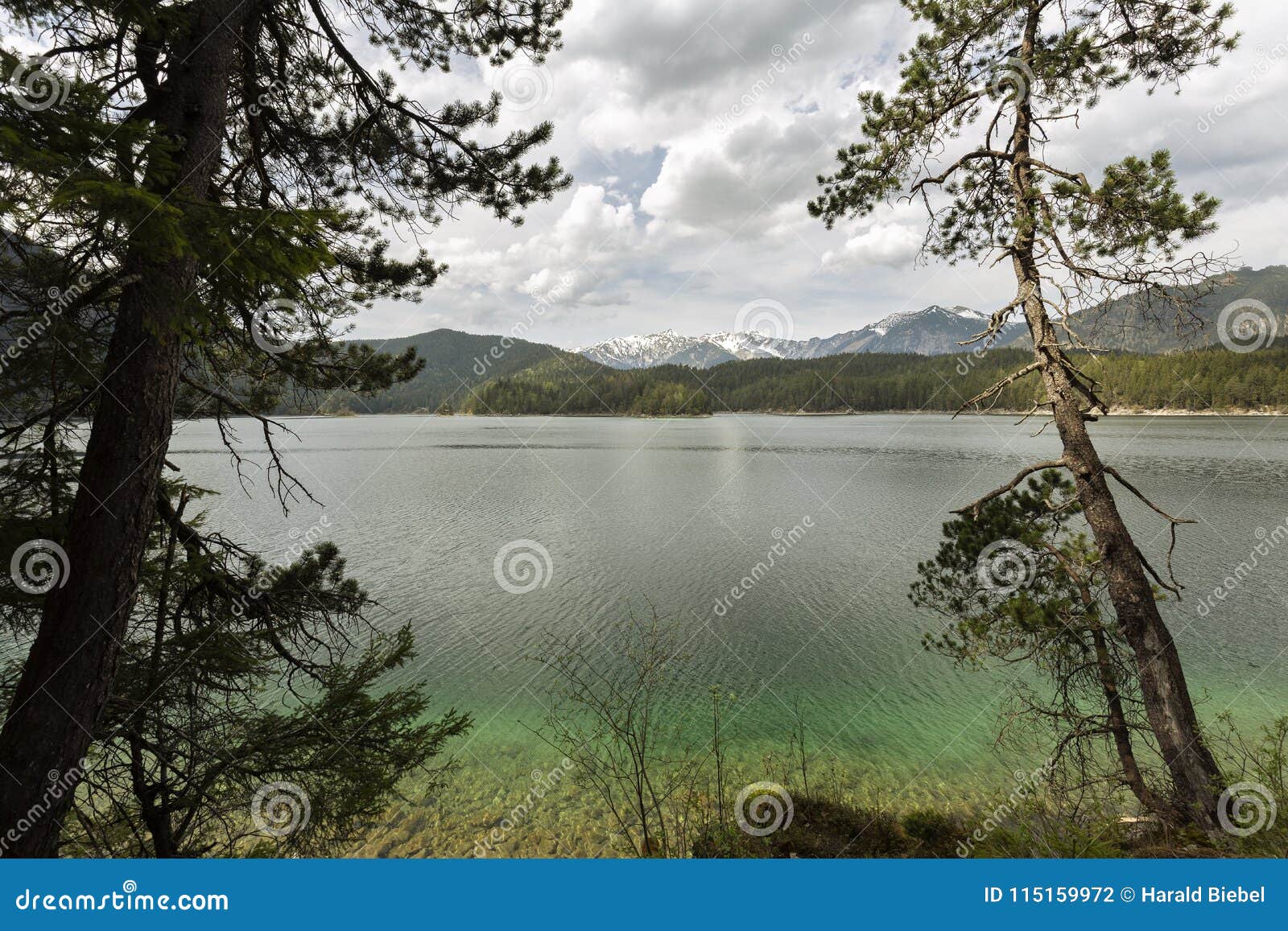 Lago Eibsee En Baviera, Alemania Con Mountain View Foto de archivo ...