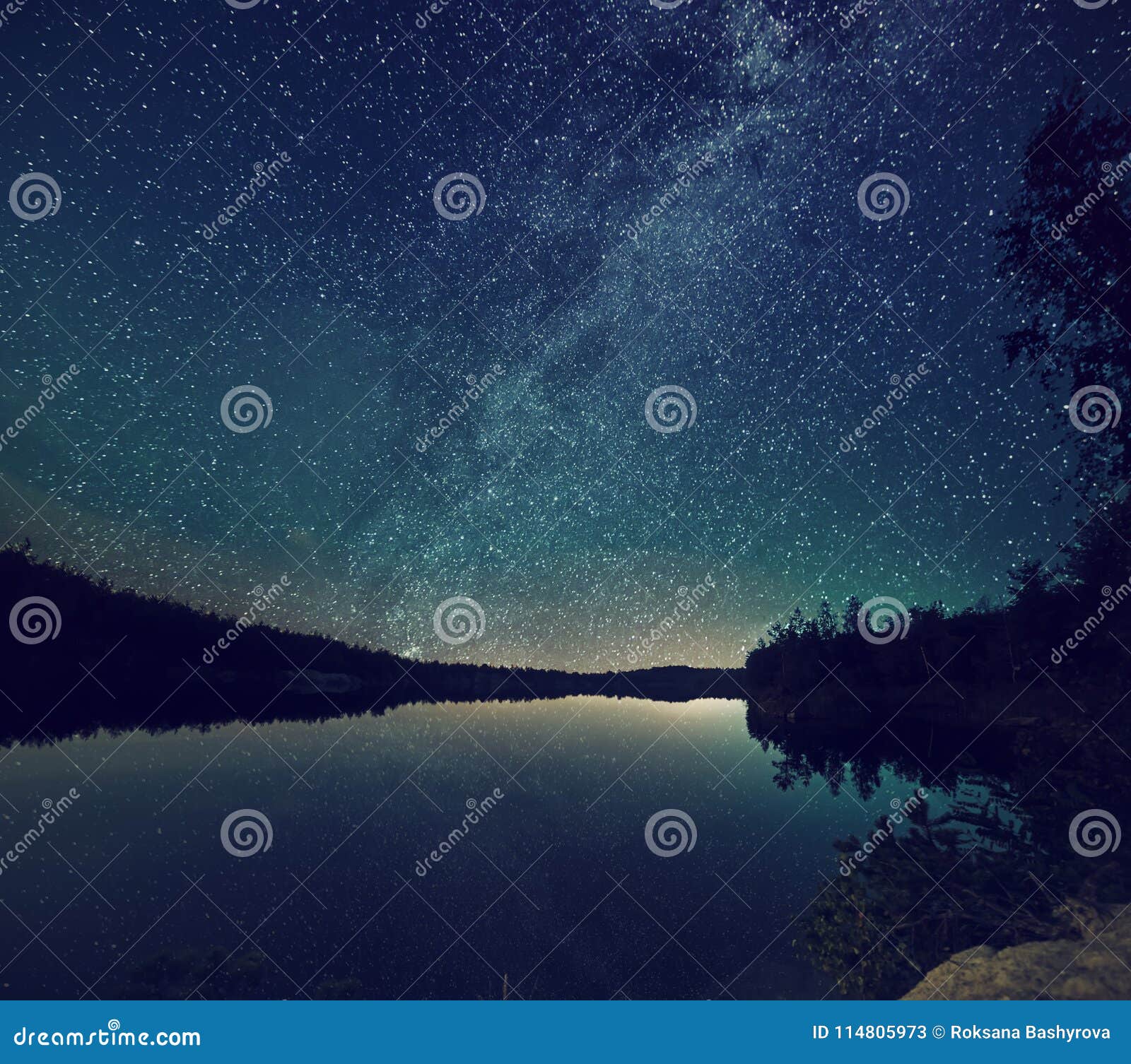 Lago en la noche imagen de archivo. Imagen de noche - 114805973