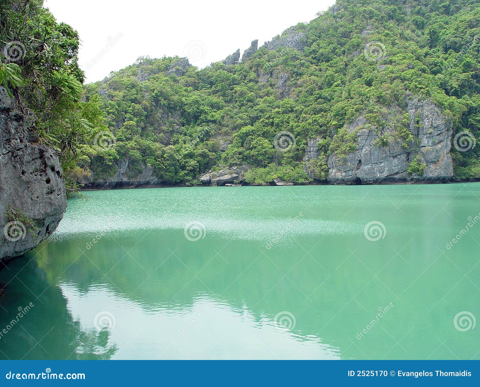 Lago en las rocas 2 foto de archivo. Imagen de vacaciones - 2525170
