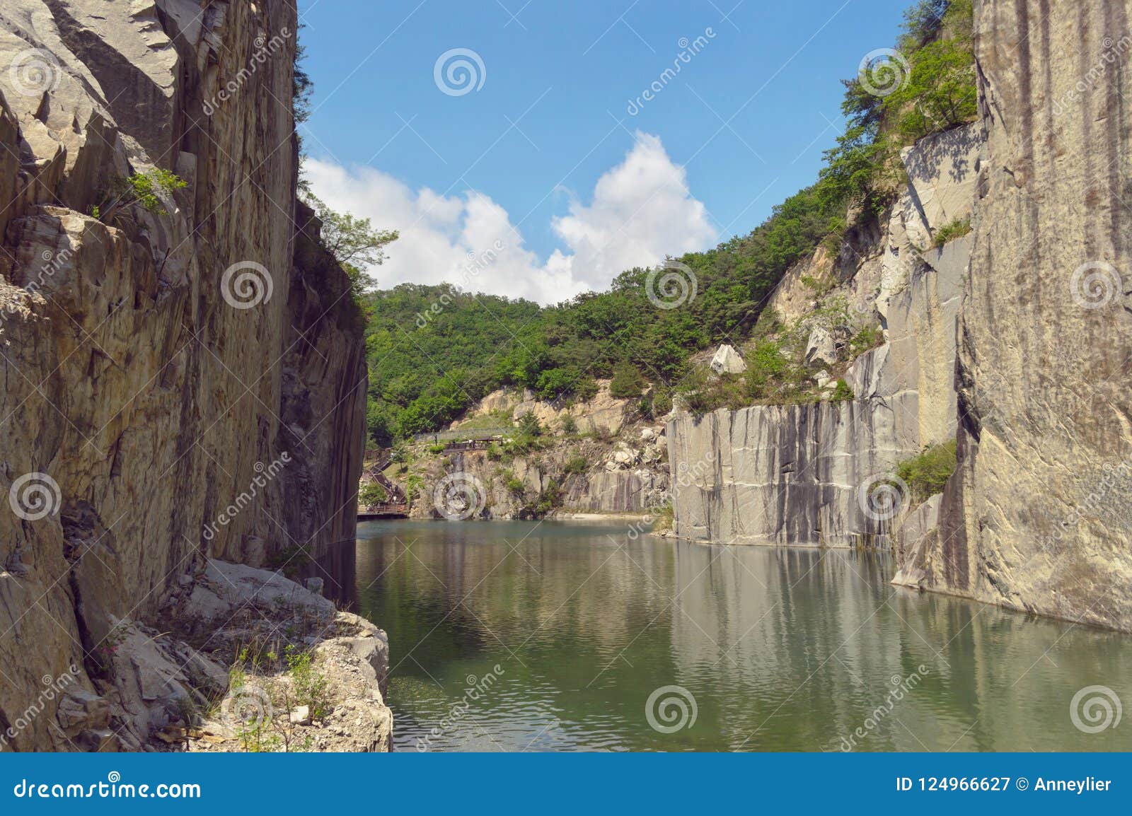 Lago En Parque En Corea Del Sur Imagen de archivo - Imagen de planta ...