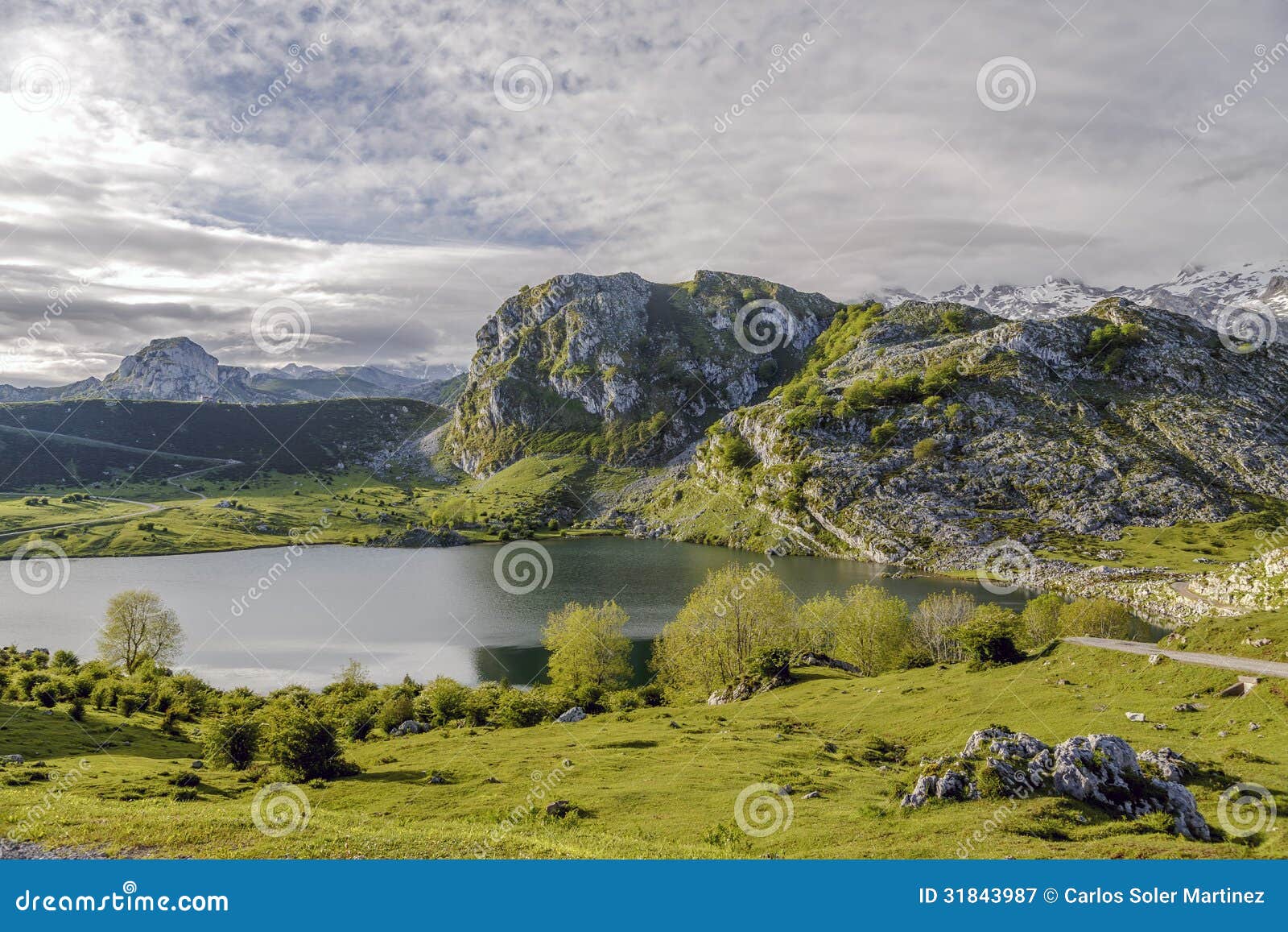 Lago Enol imagen de archivo. Imagen de vacaciones, roca - 31843987