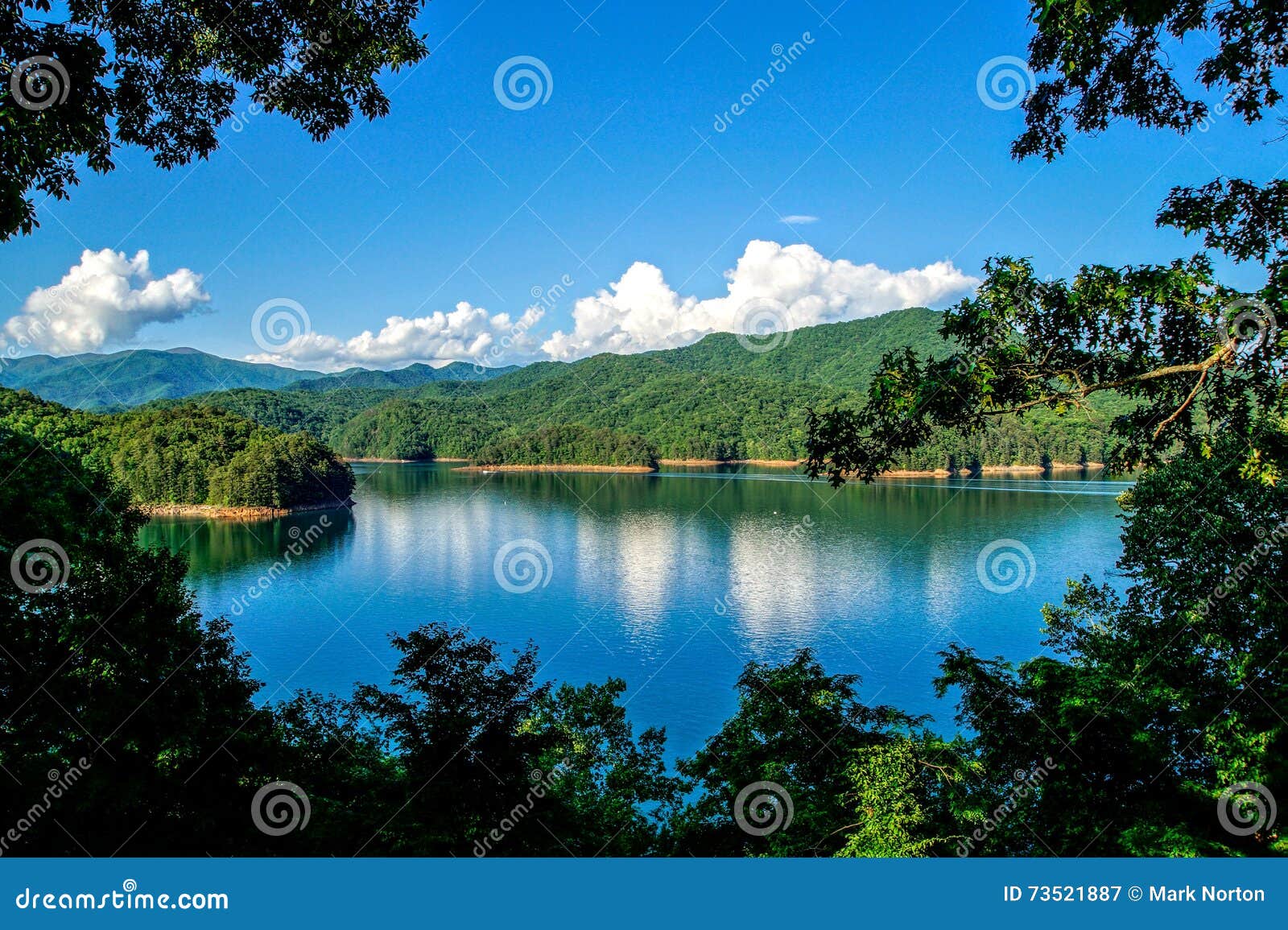 Lago Fontana imagen de archivo. Imagen de fondo, hierba - 73521887