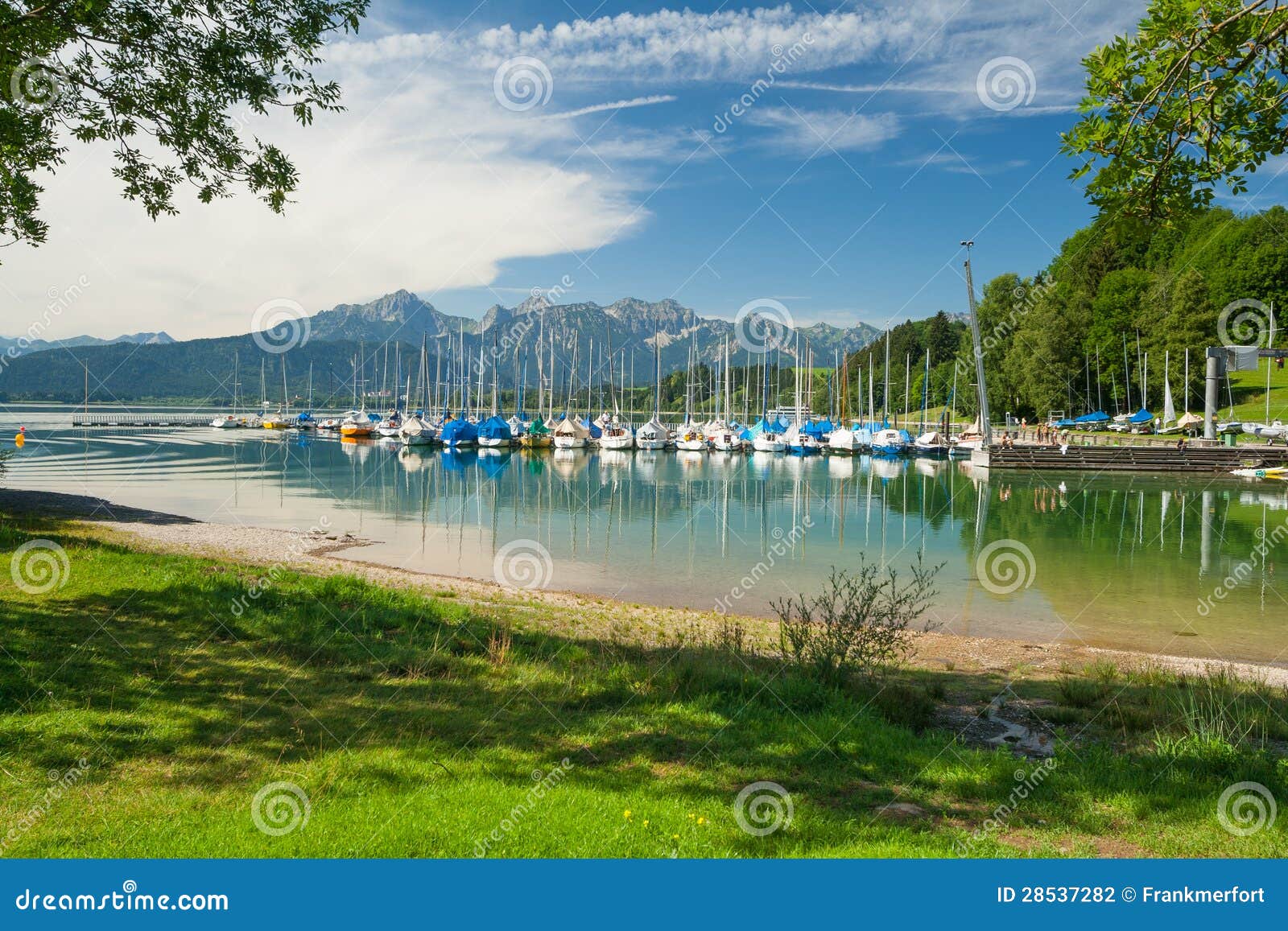 Lago Forggensee foto de stock. Imagem de silêncio, nave - 28537282
