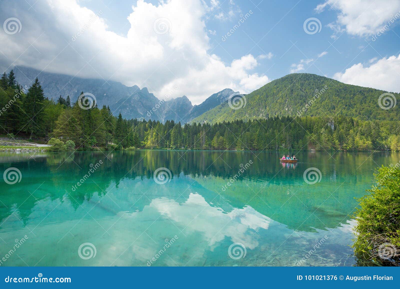 Lago Fusine, Italia foto de archivo. Imagen de apacible - 101021376
