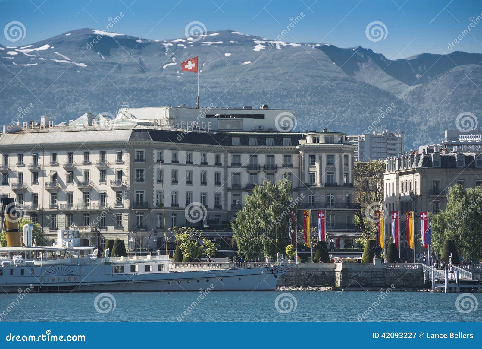 Lago Genebra e montanhas fotografia editorial. Imagem de cityscape ...