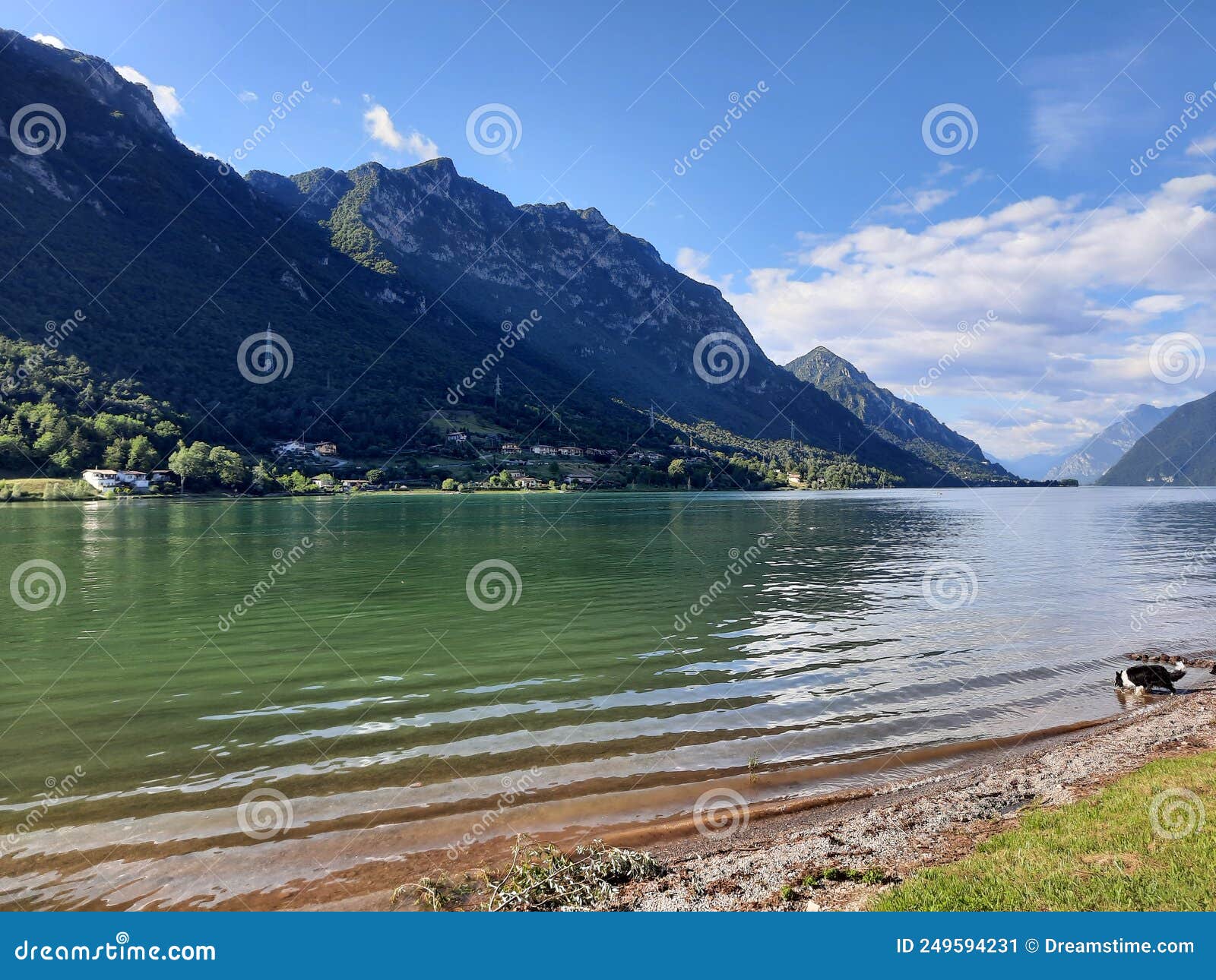 Lago idro italia imagem de stock. Imagem de lago, férias - 249594231